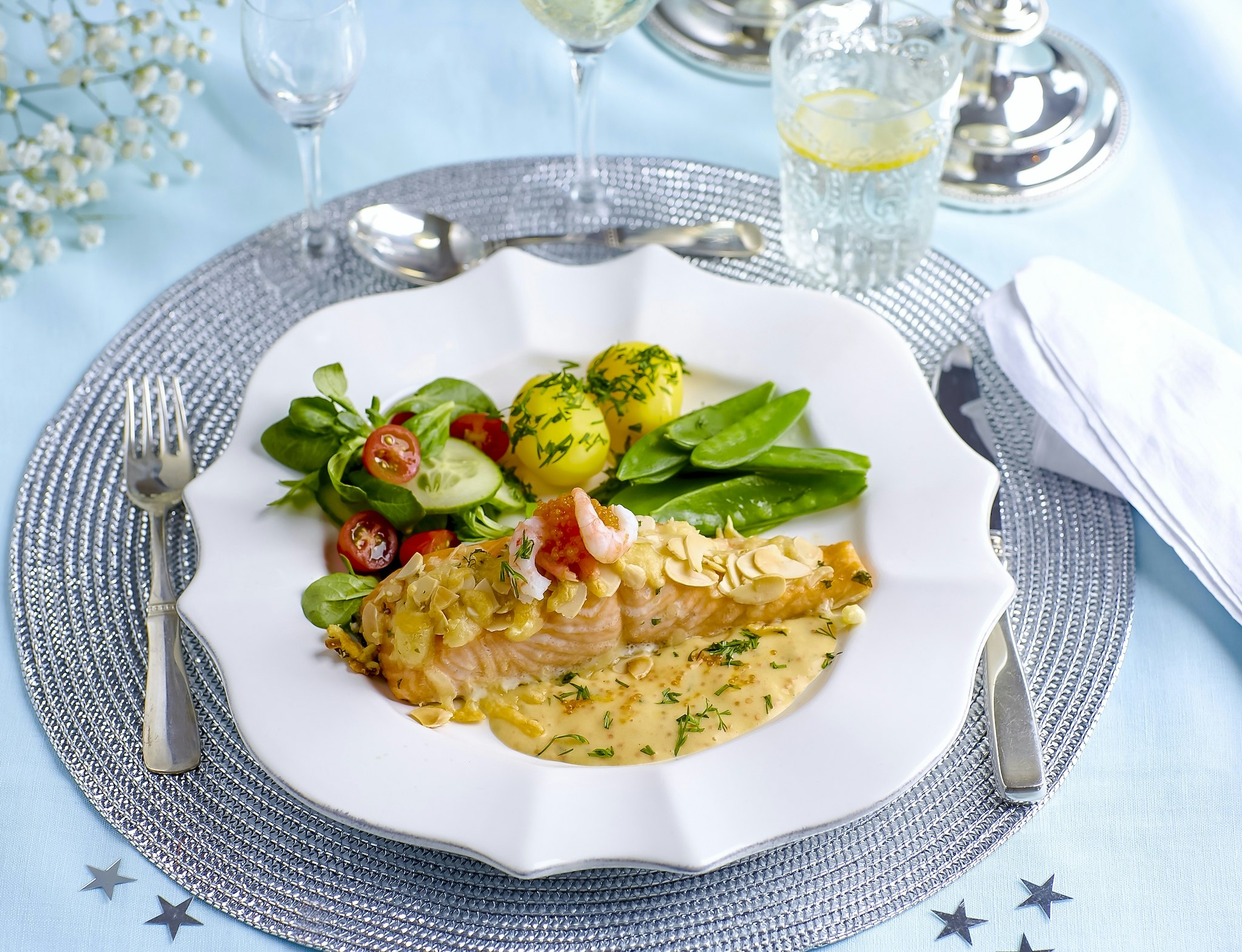 Mandelgratinerad lax med romsås