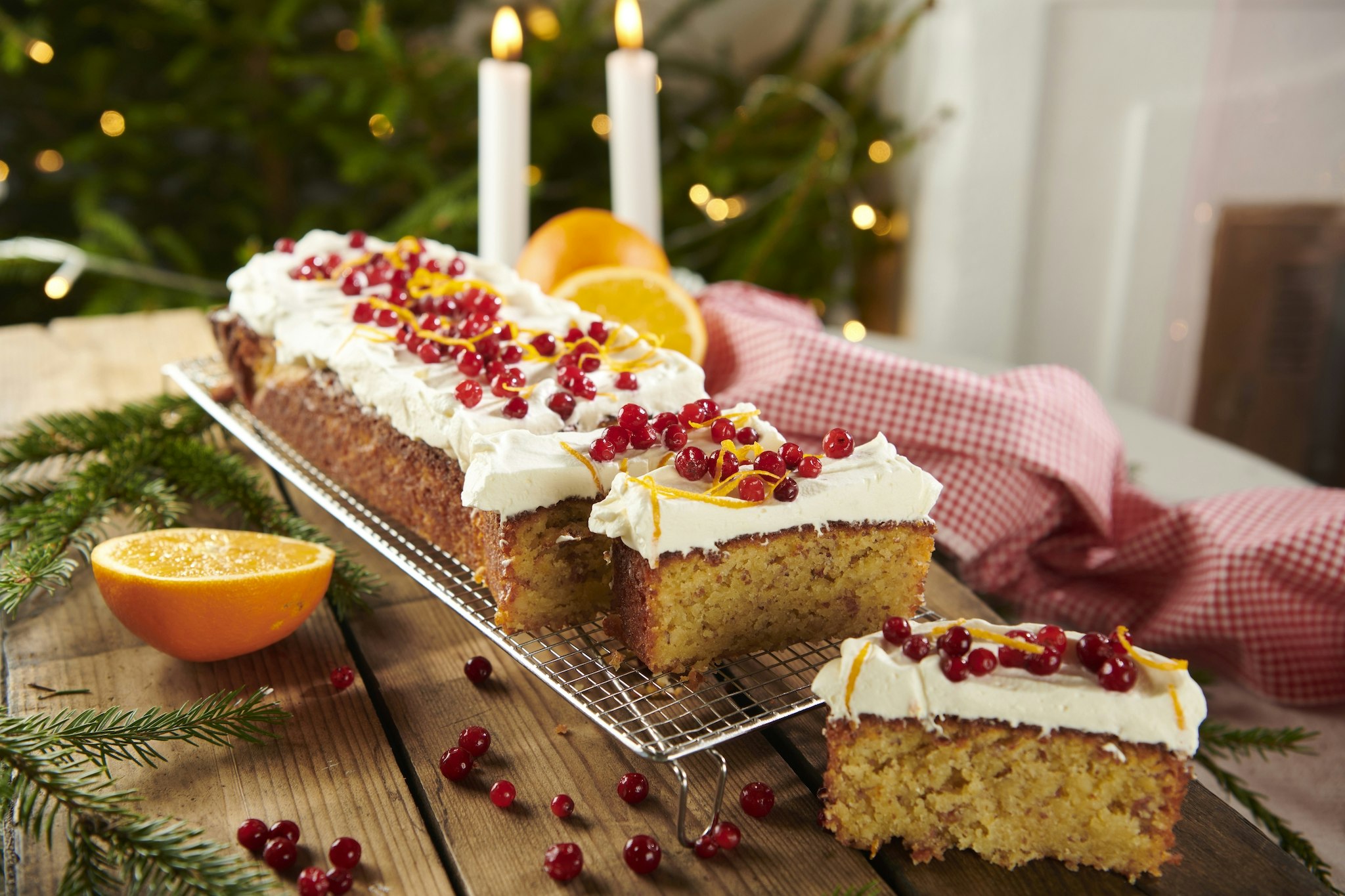 Mandelkaka med apelsinsmak och lingon