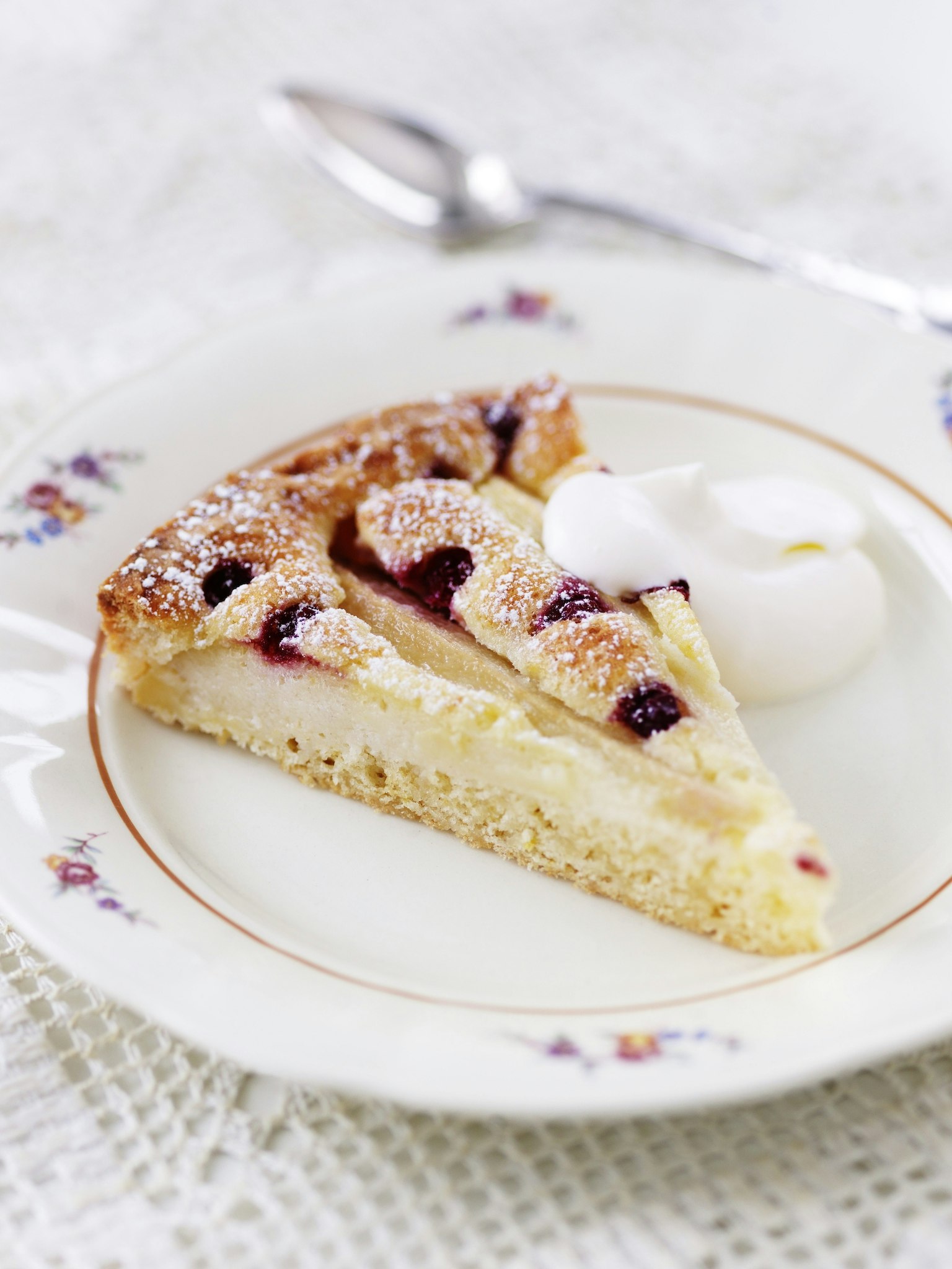 Mandelkaka med päron och lingon