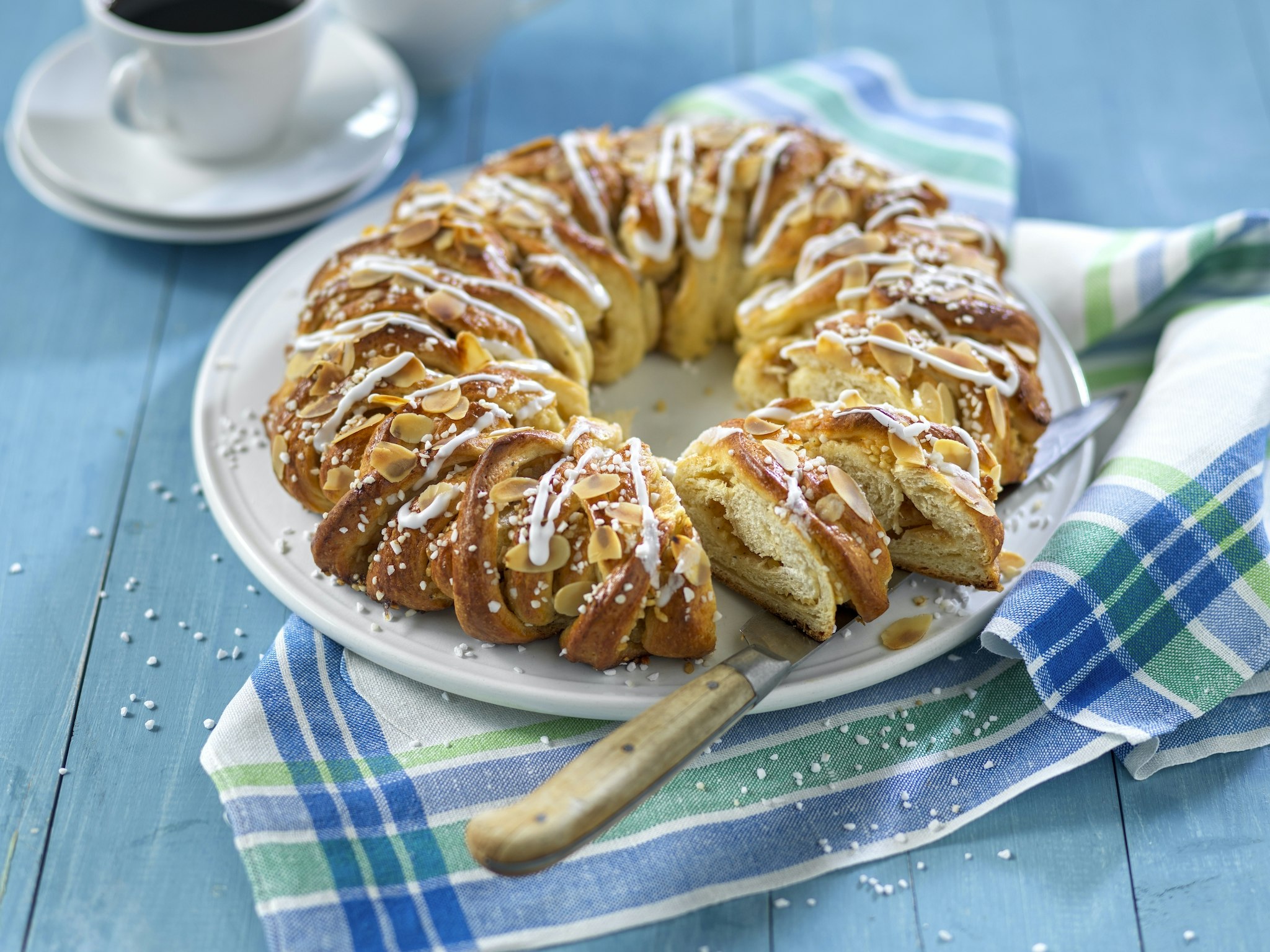 Mandelkrans med kolafyllning och glasyr