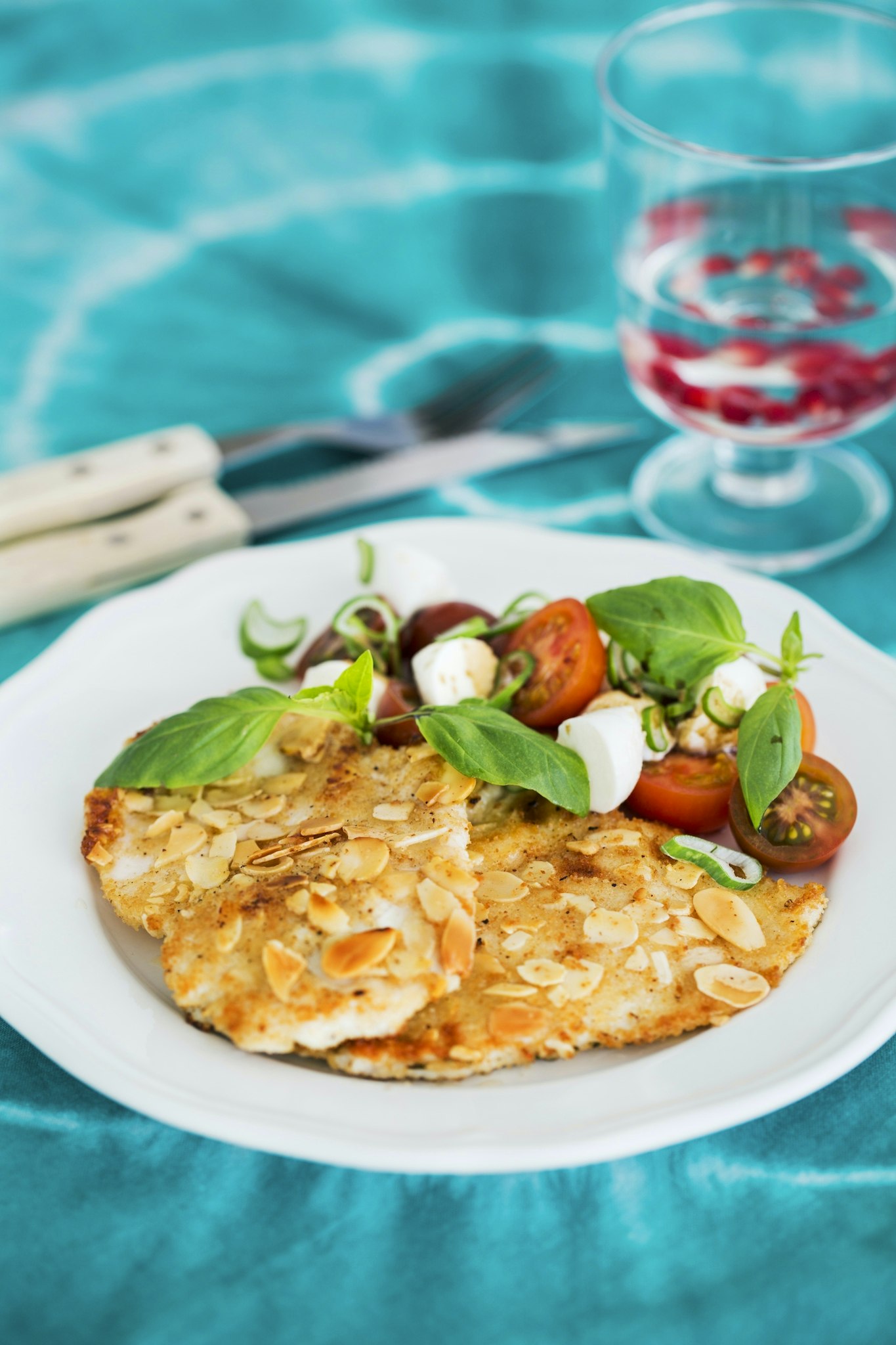 Mandelpanerad kycklingschnitzel caprese