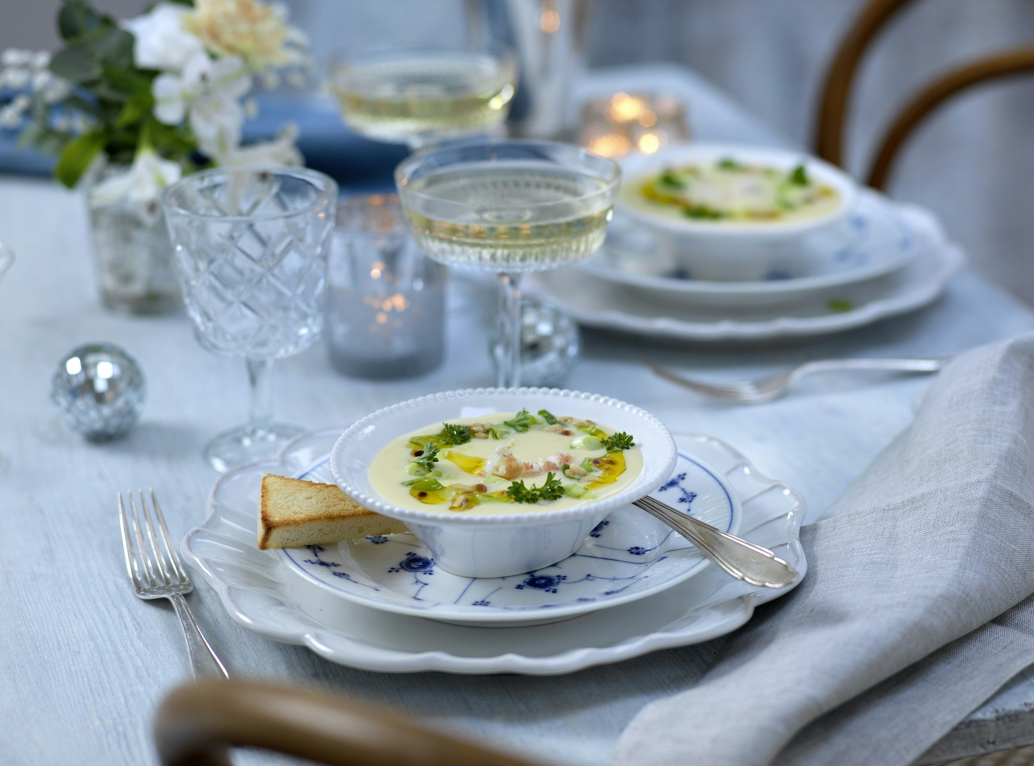 Mandelpotatissoppa med havskräftor