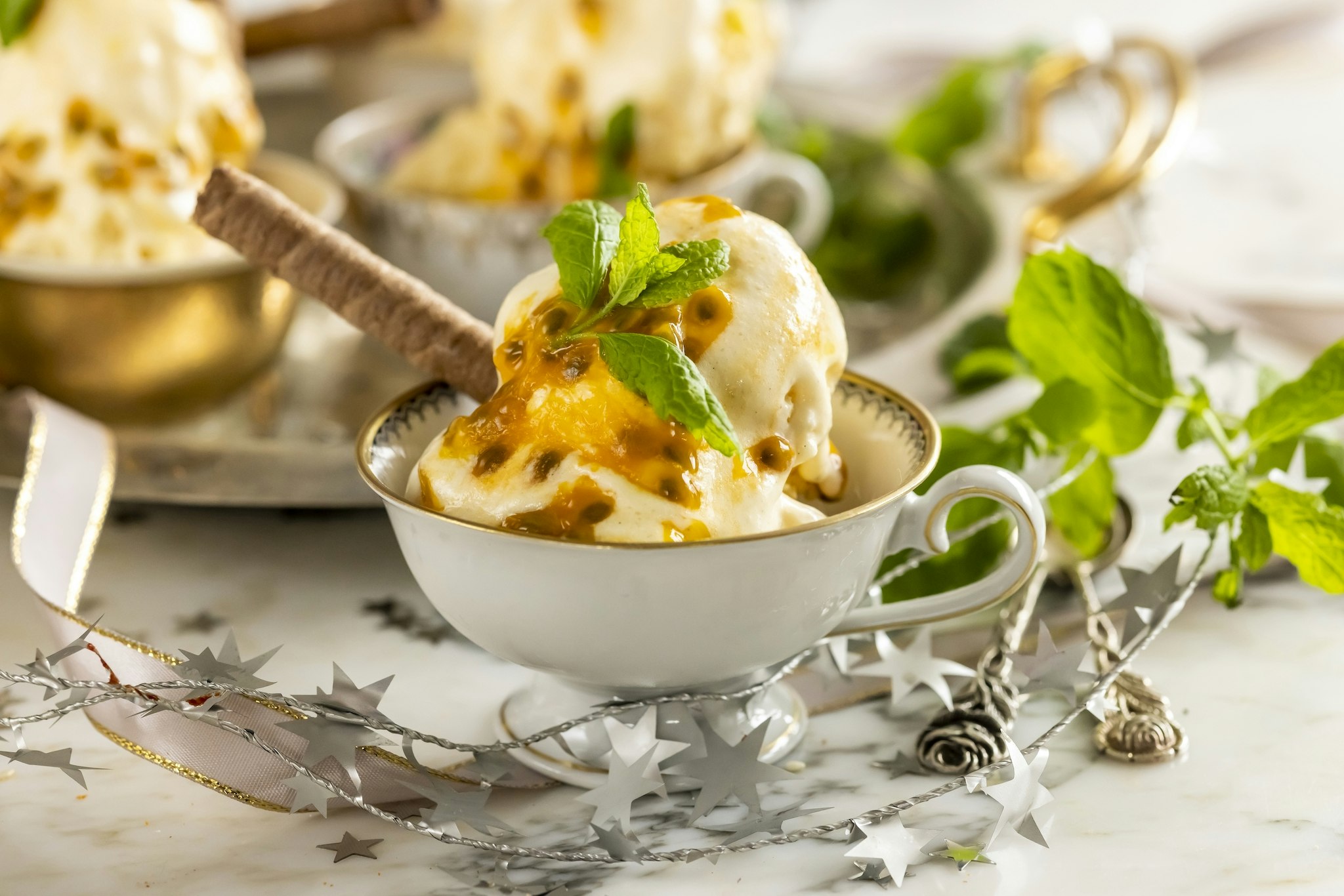 Mangosemifreddo med passionsfrukt och mynta