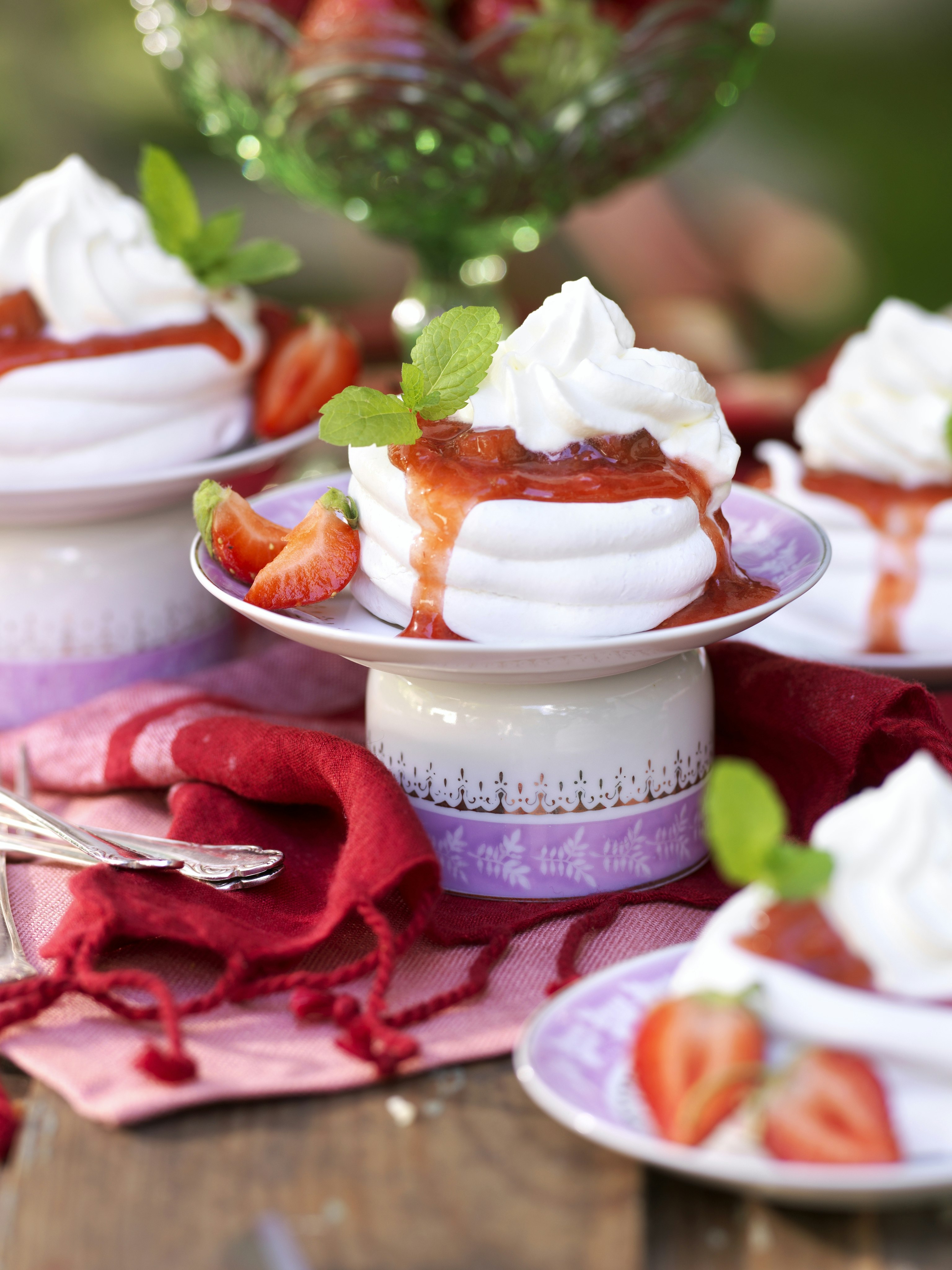 Marängbakelser med jordgubbar och rabarber