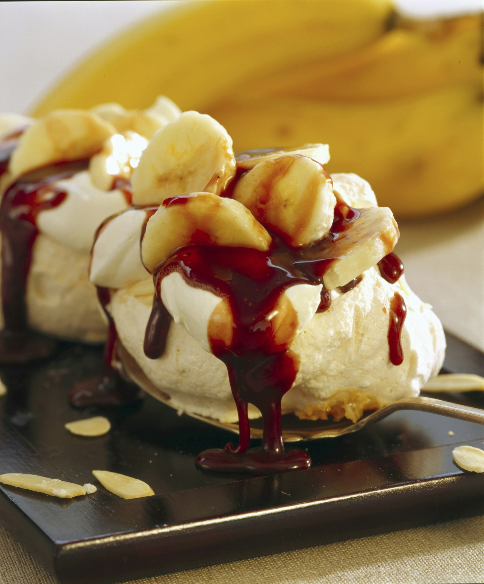 Marängbakelser med kolasås och banan