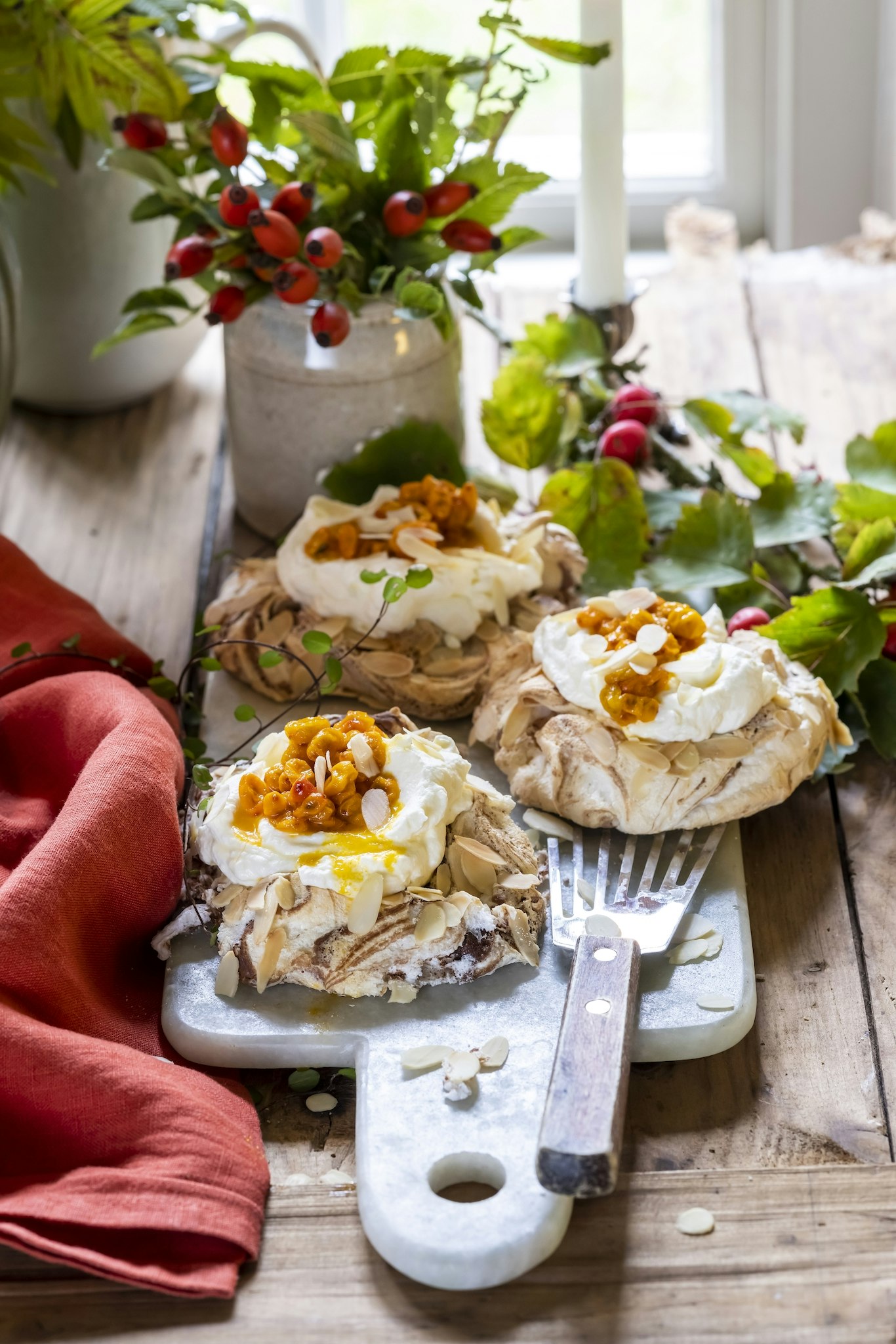 Maränger med mjölkchoklad och mandelflarn
