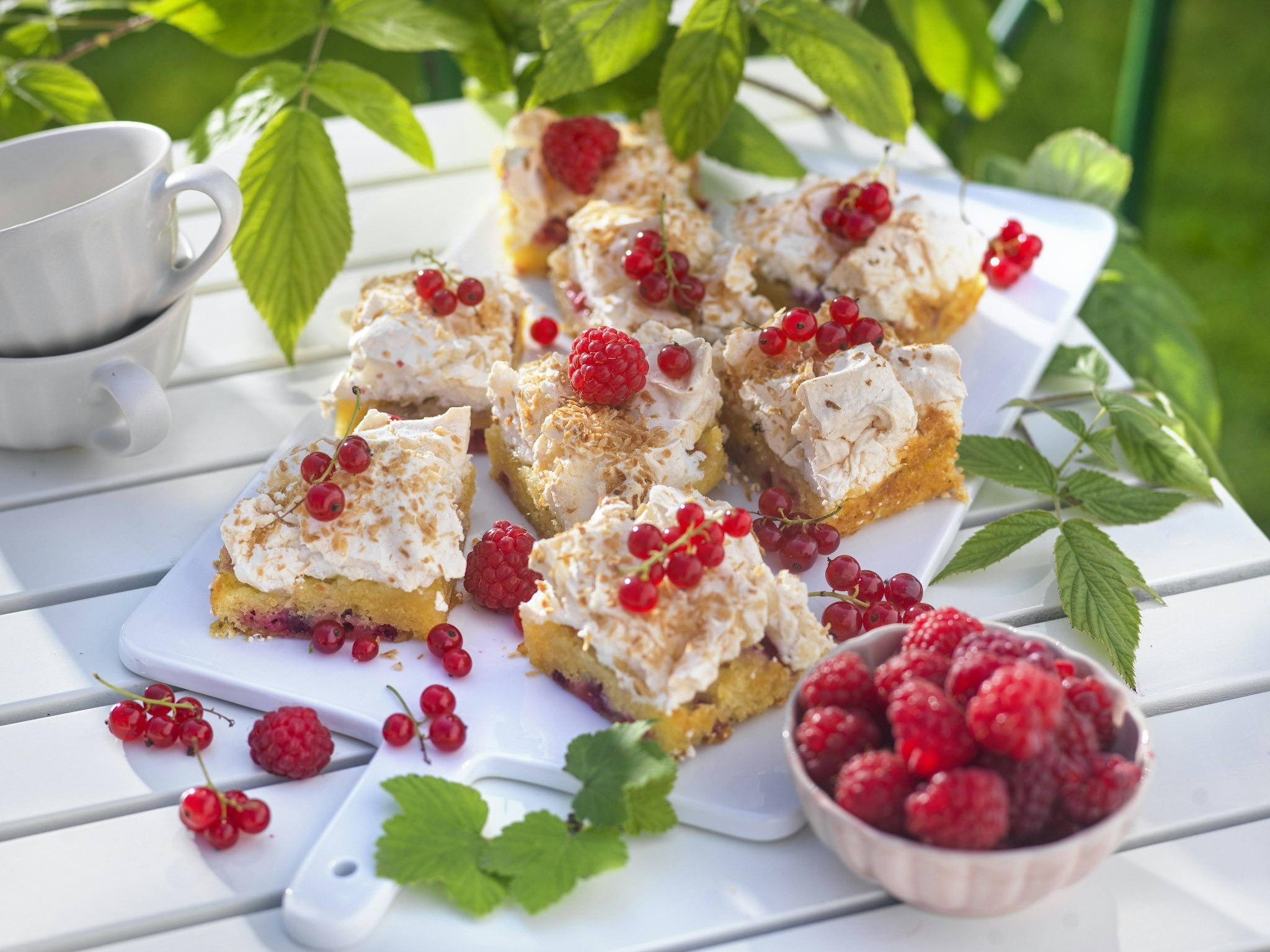 Marängrutor med vinbär och hallon