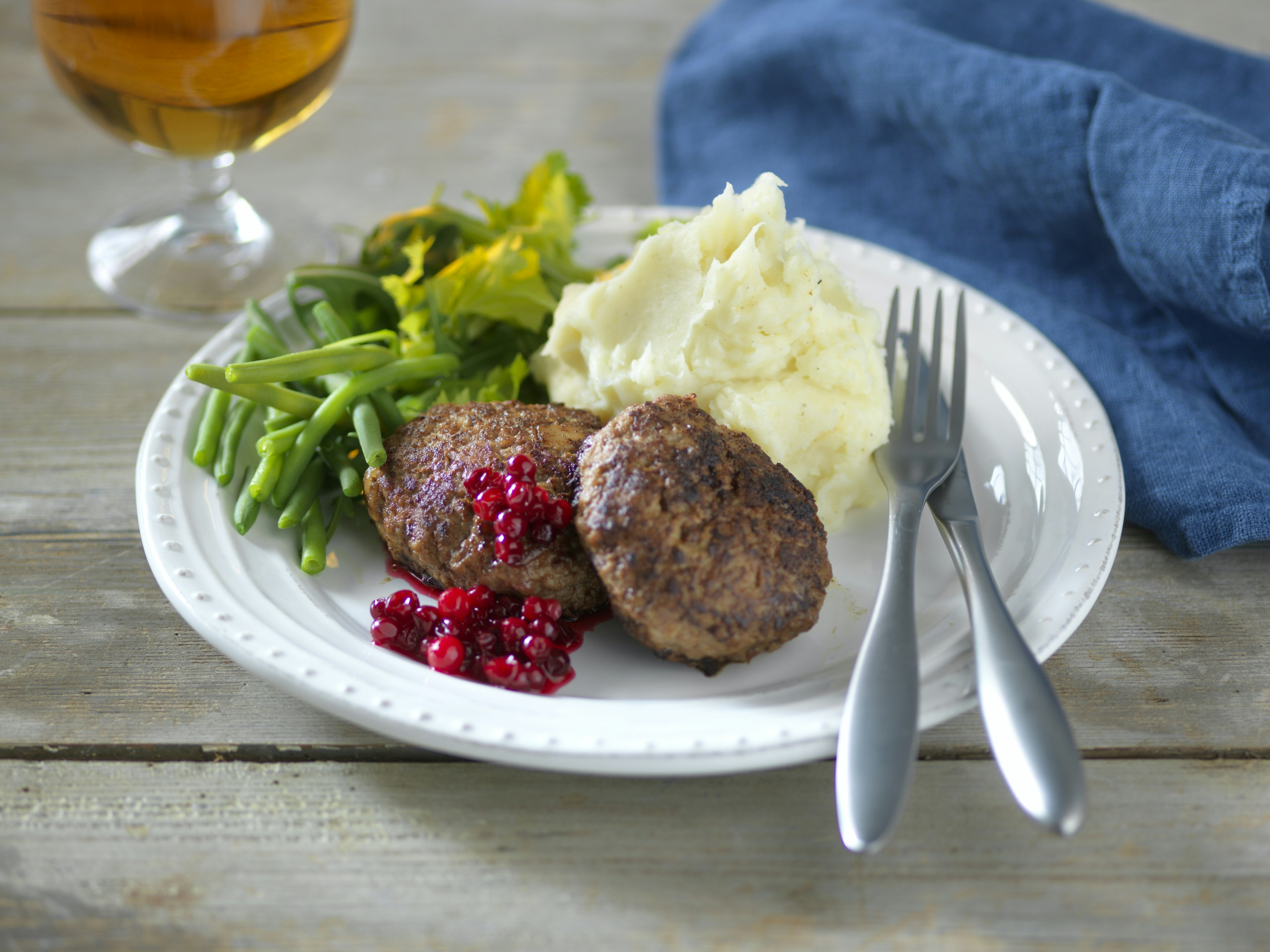 Viltfärsbiffar med potatismos och rårörda lingon