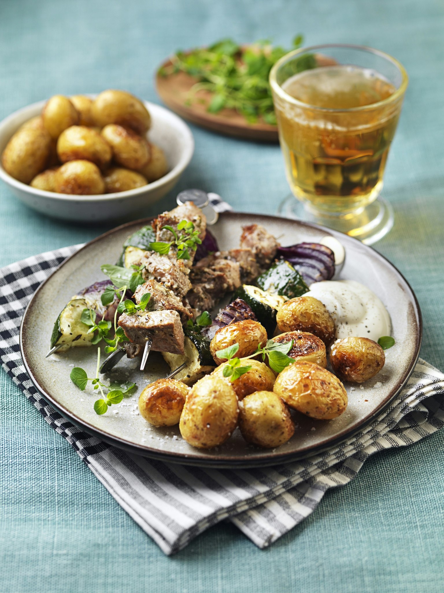 Kött- och grönsaksspett med rostad potatis