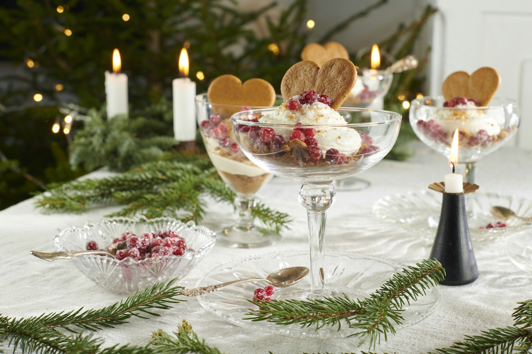 Mascarponekräm med pepparkakor och sockrade lingon