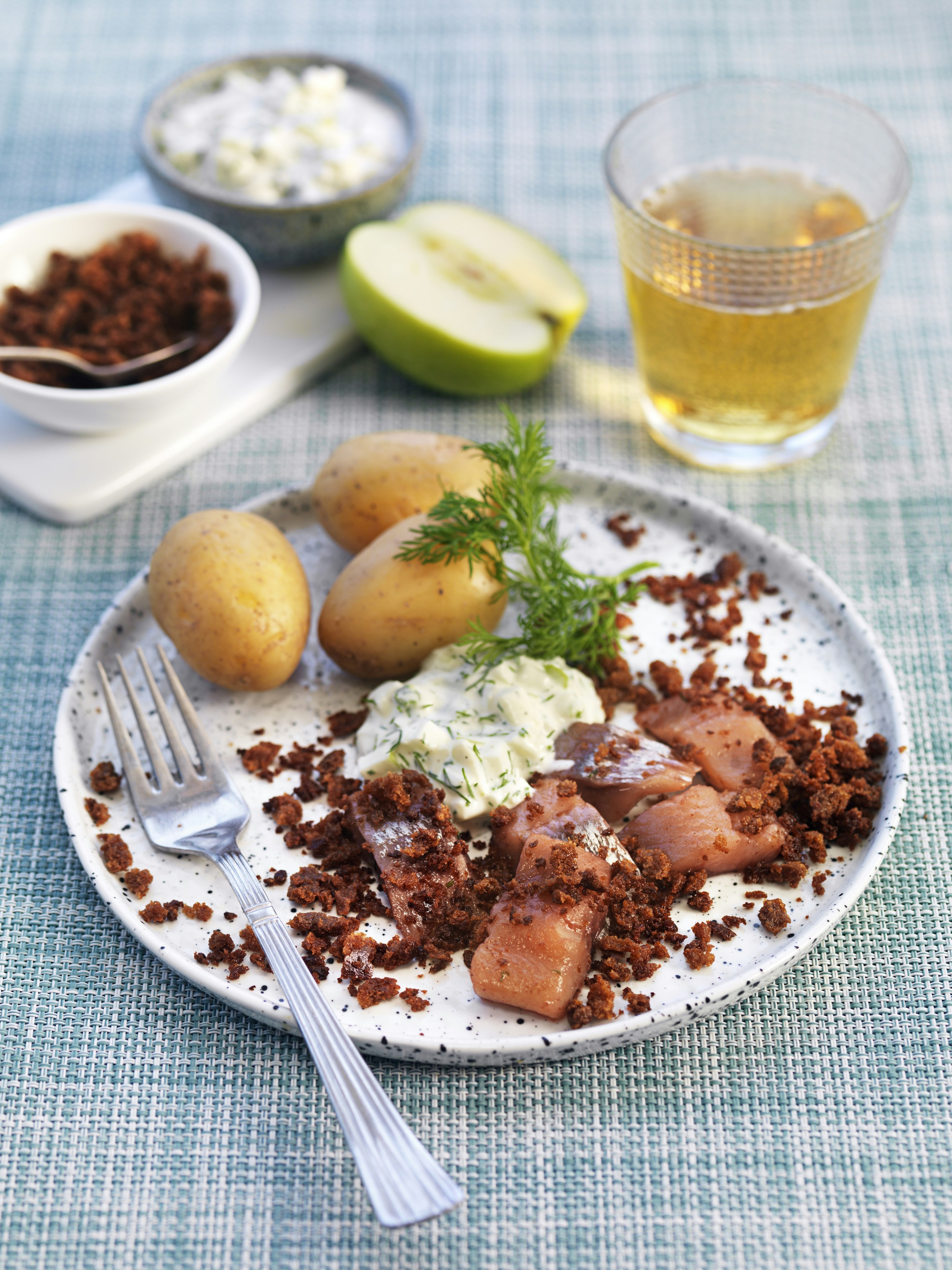 Matjessill med äppelsås och kavring