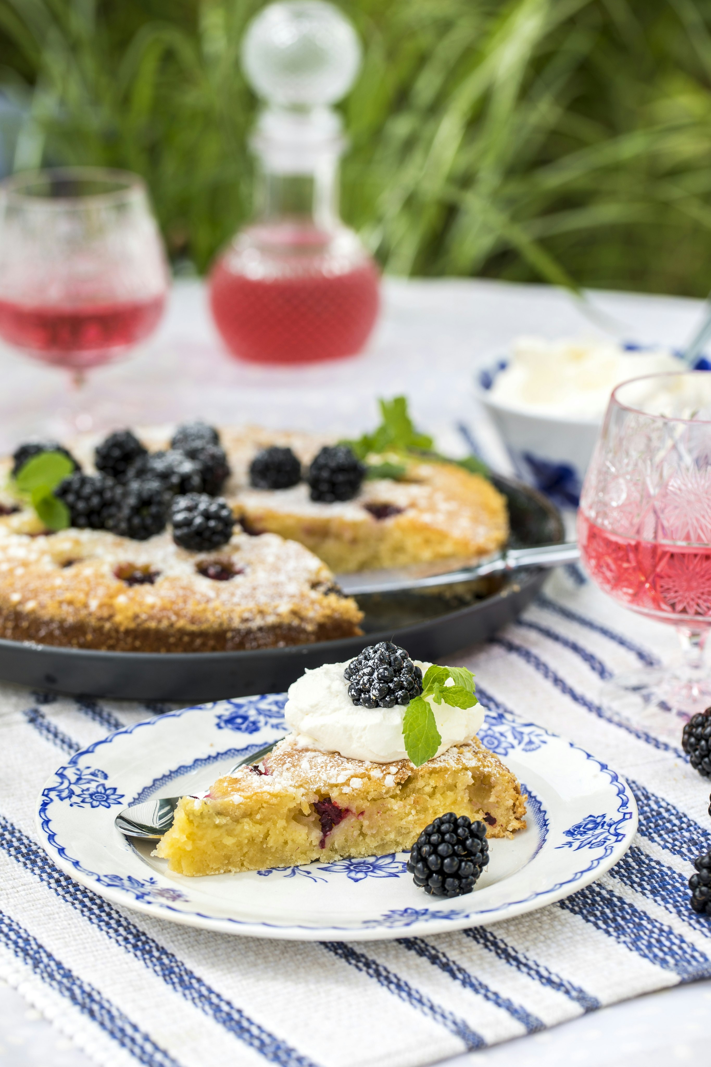 Mazarinkaka med blåbär och björnbär