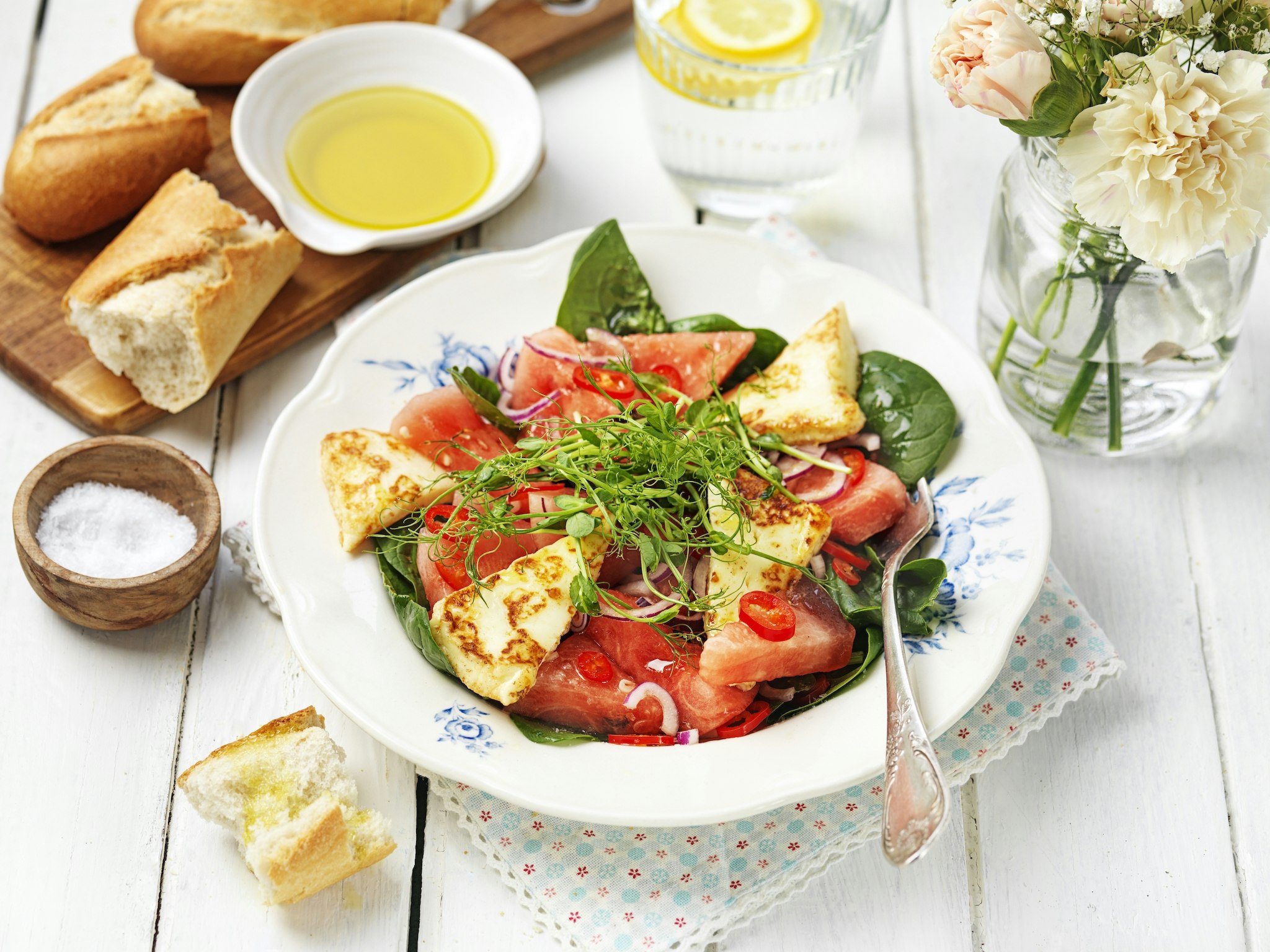 Melonsallad med grillost och chili