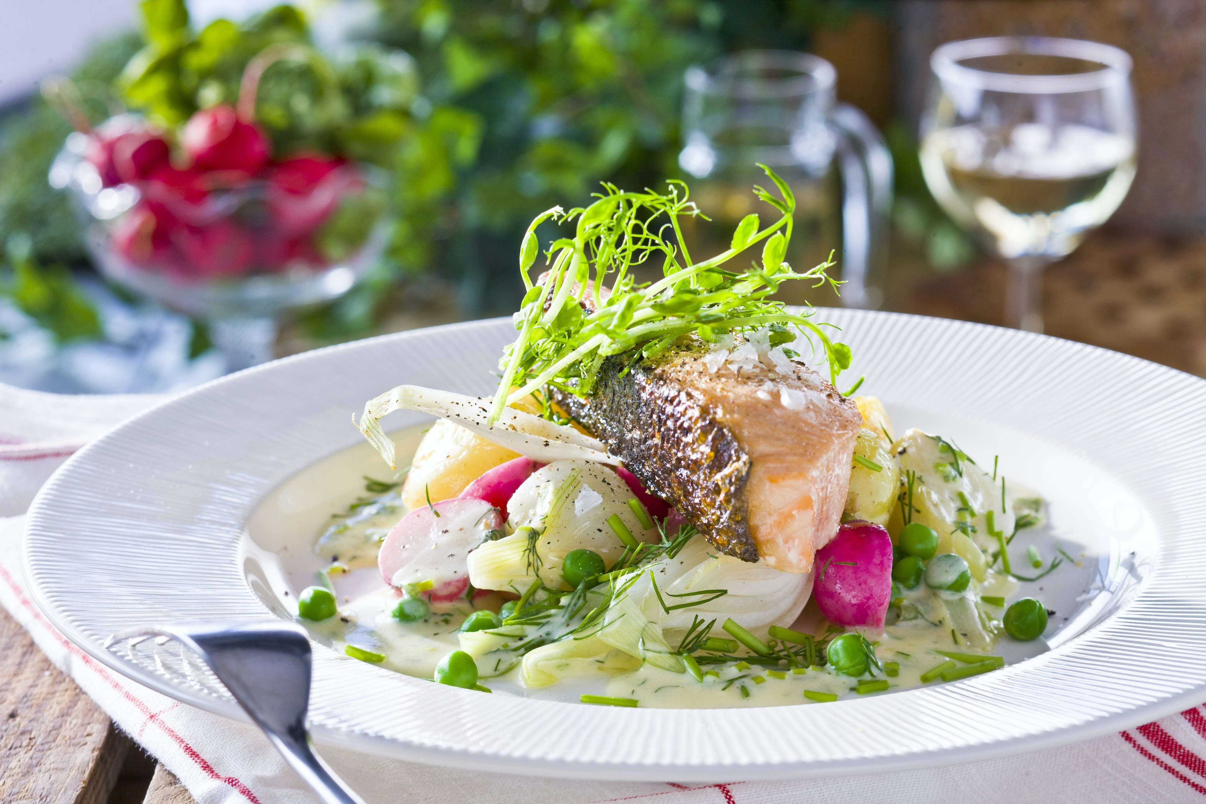 Inkokt lax med färskpotatis, romsås och primörer