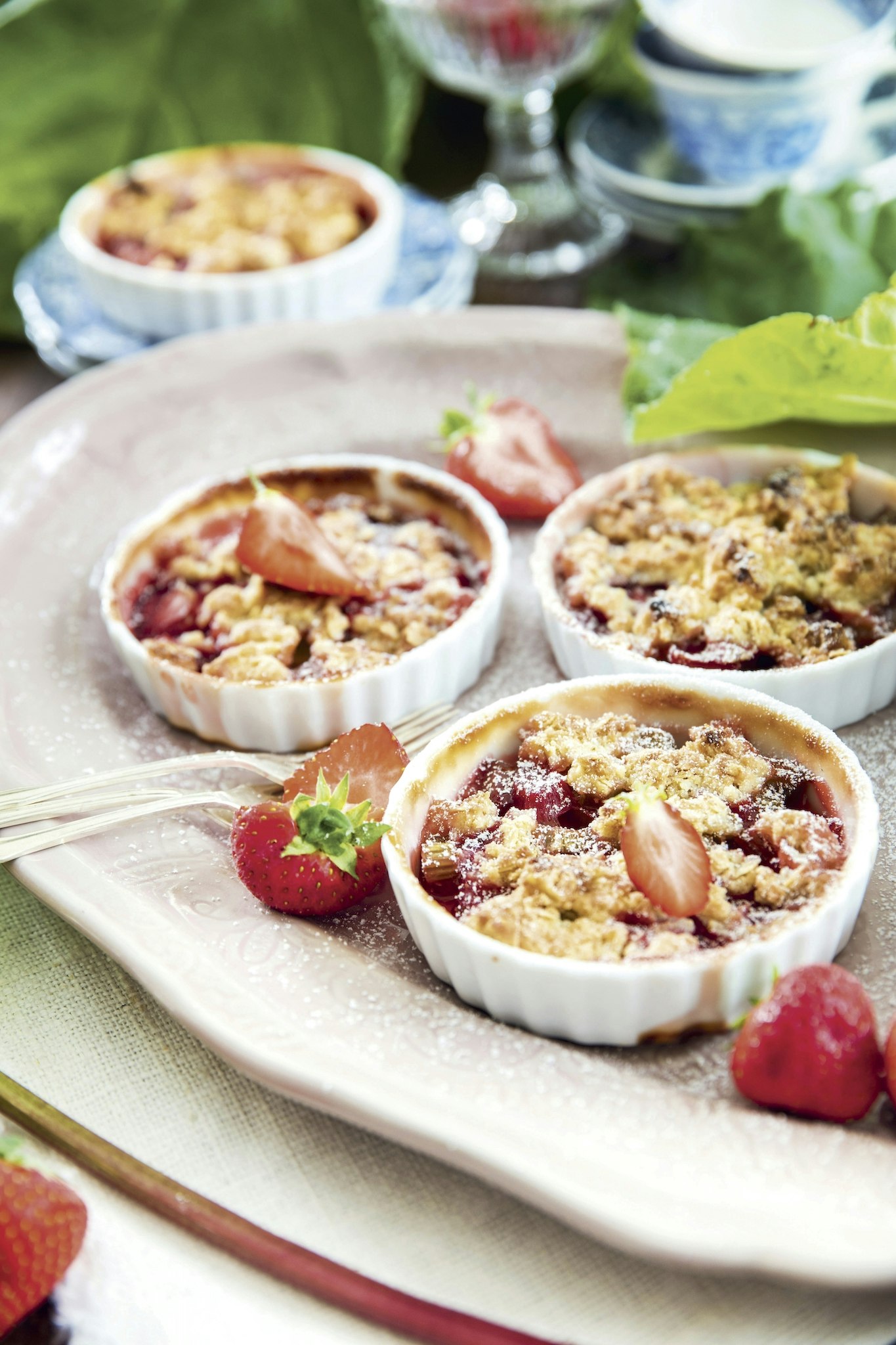 Klassisk smulpaj med rabarber och jordgubbar