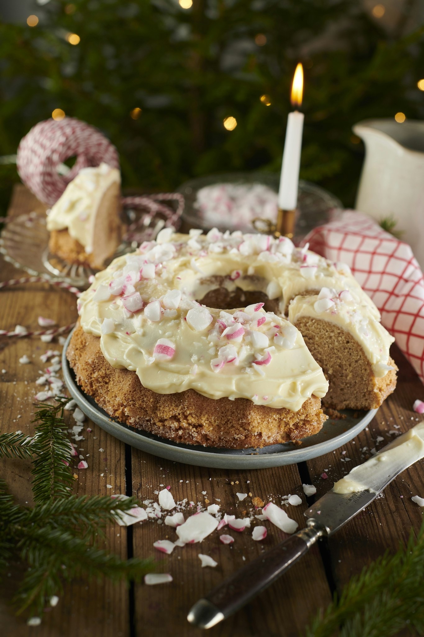 Mjuk pepparkaka med vaniljsfrosting och polkagris