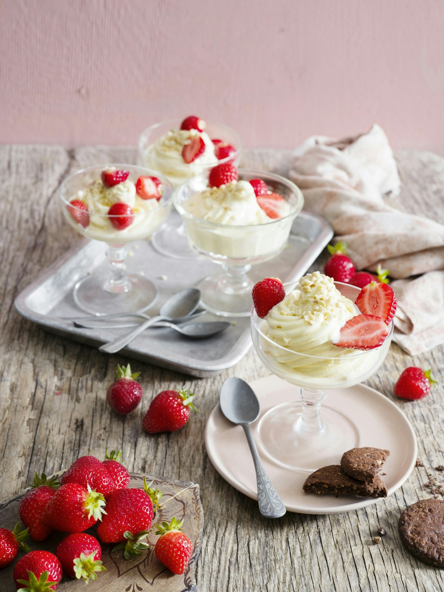 Mjukglass med jordgubbar och rostad mandel