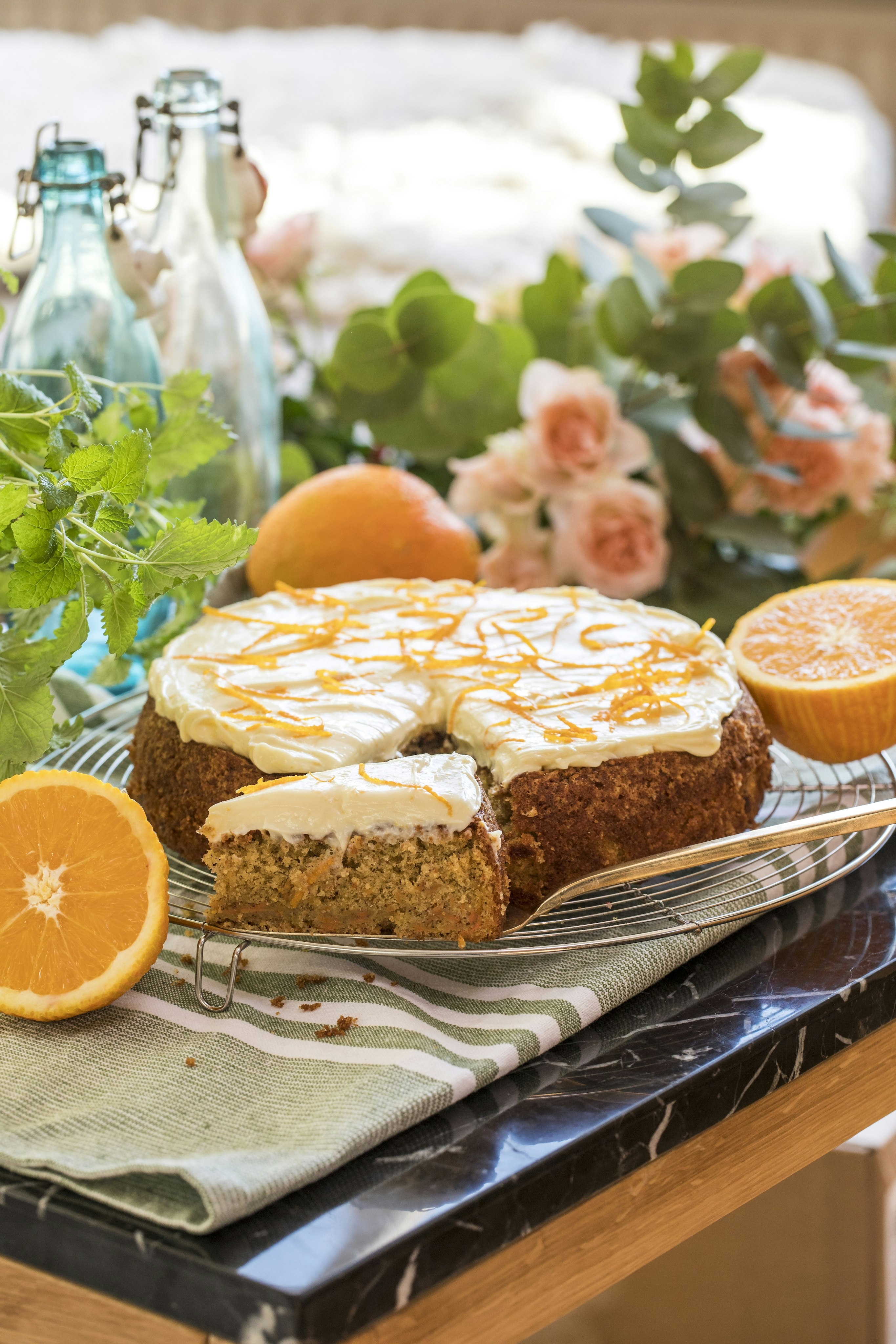 Morotskaka med vit choklad- och apelsinfrosting