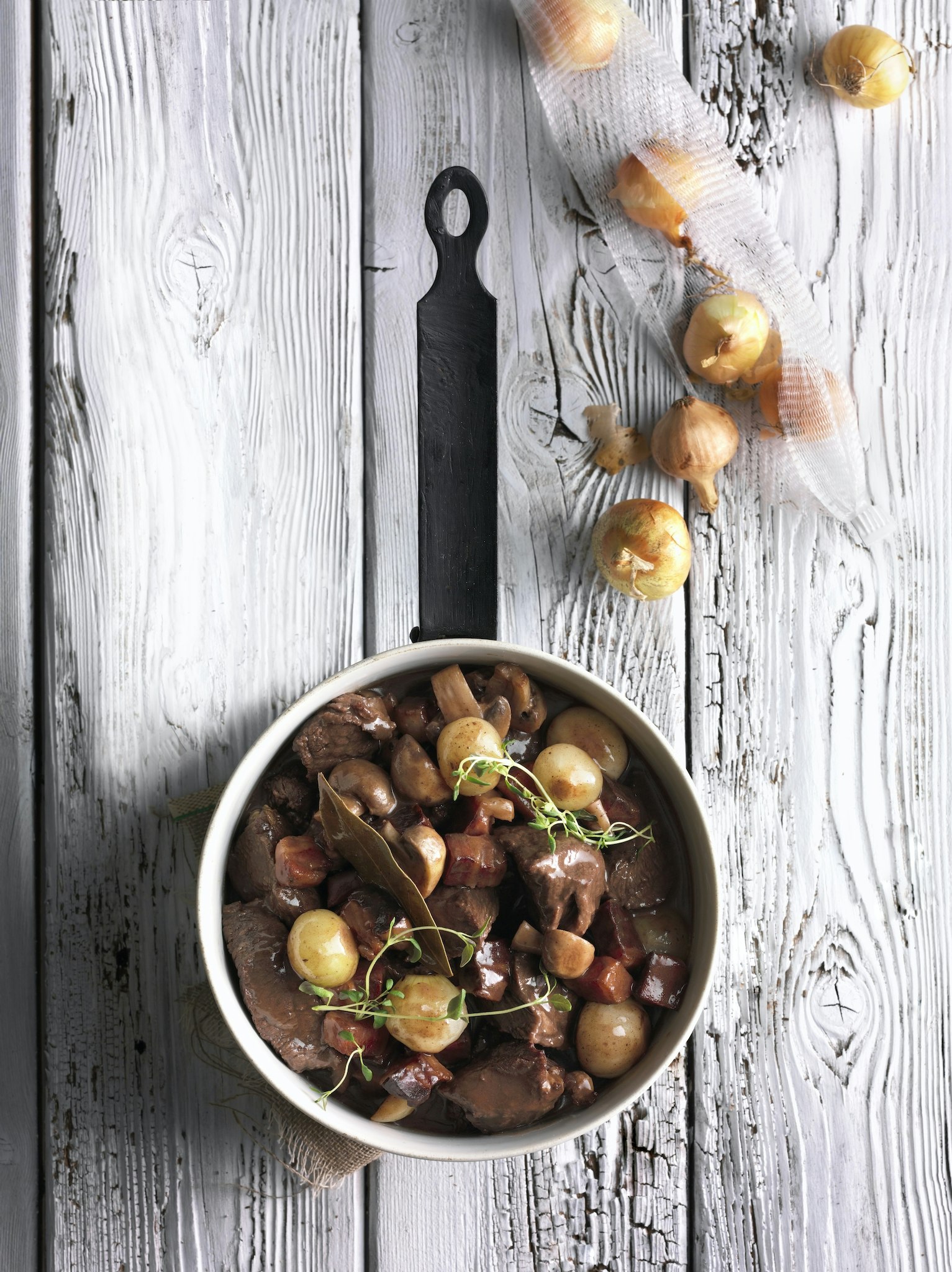 Mustig rödvinsgryta med grytbitar och pancetta