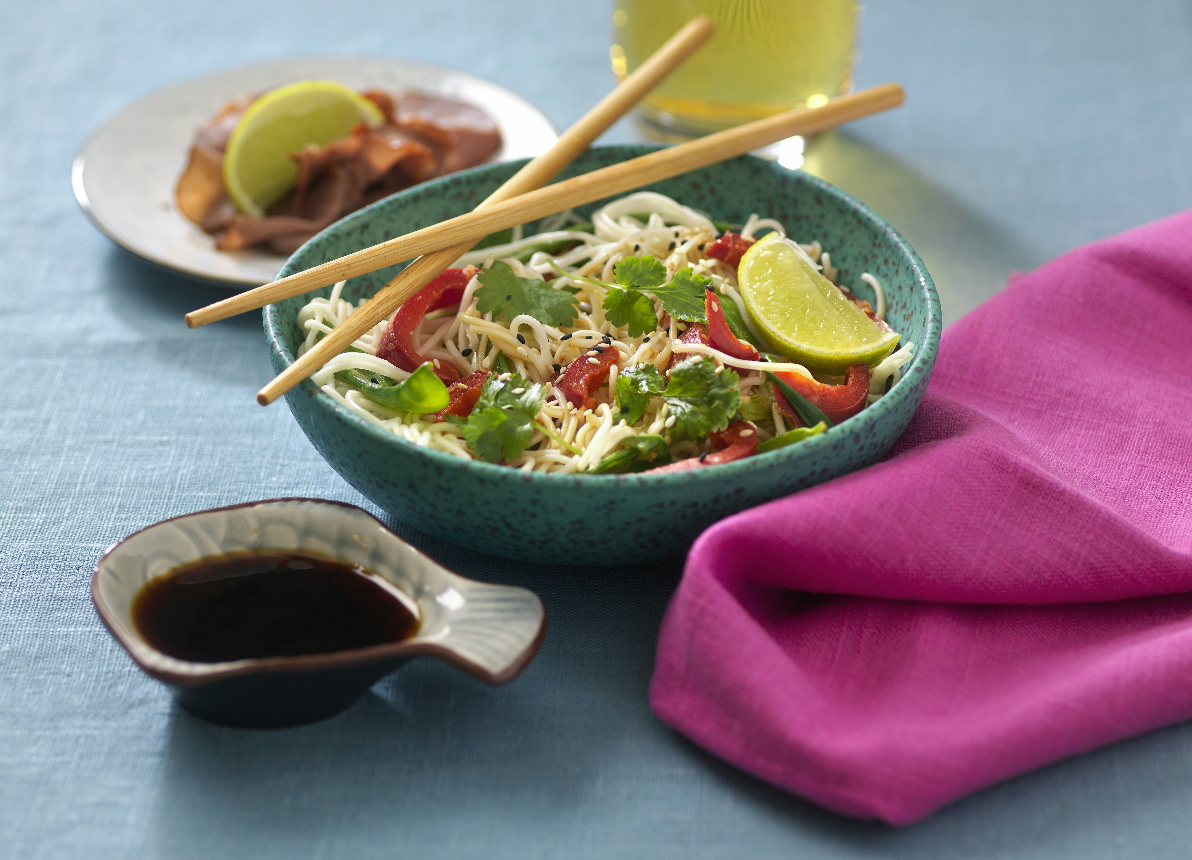 Nudlar med grönsaker och rostbiff