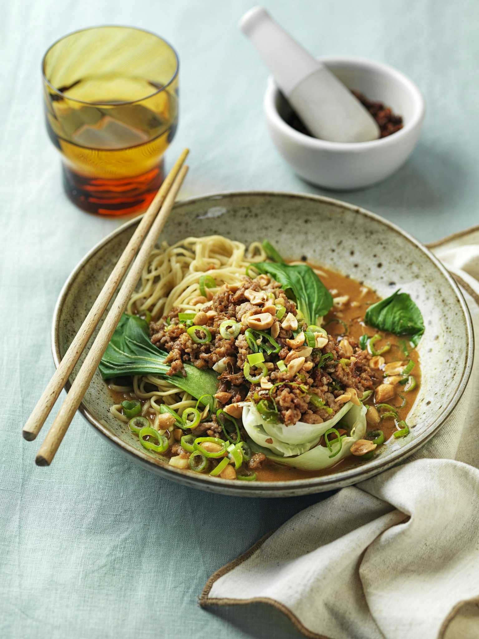 Nudlar med krispig färs och pak choi