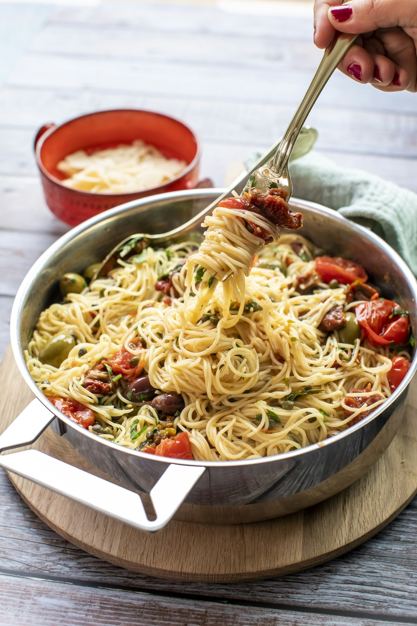 One pot pasta med tomater och oliver