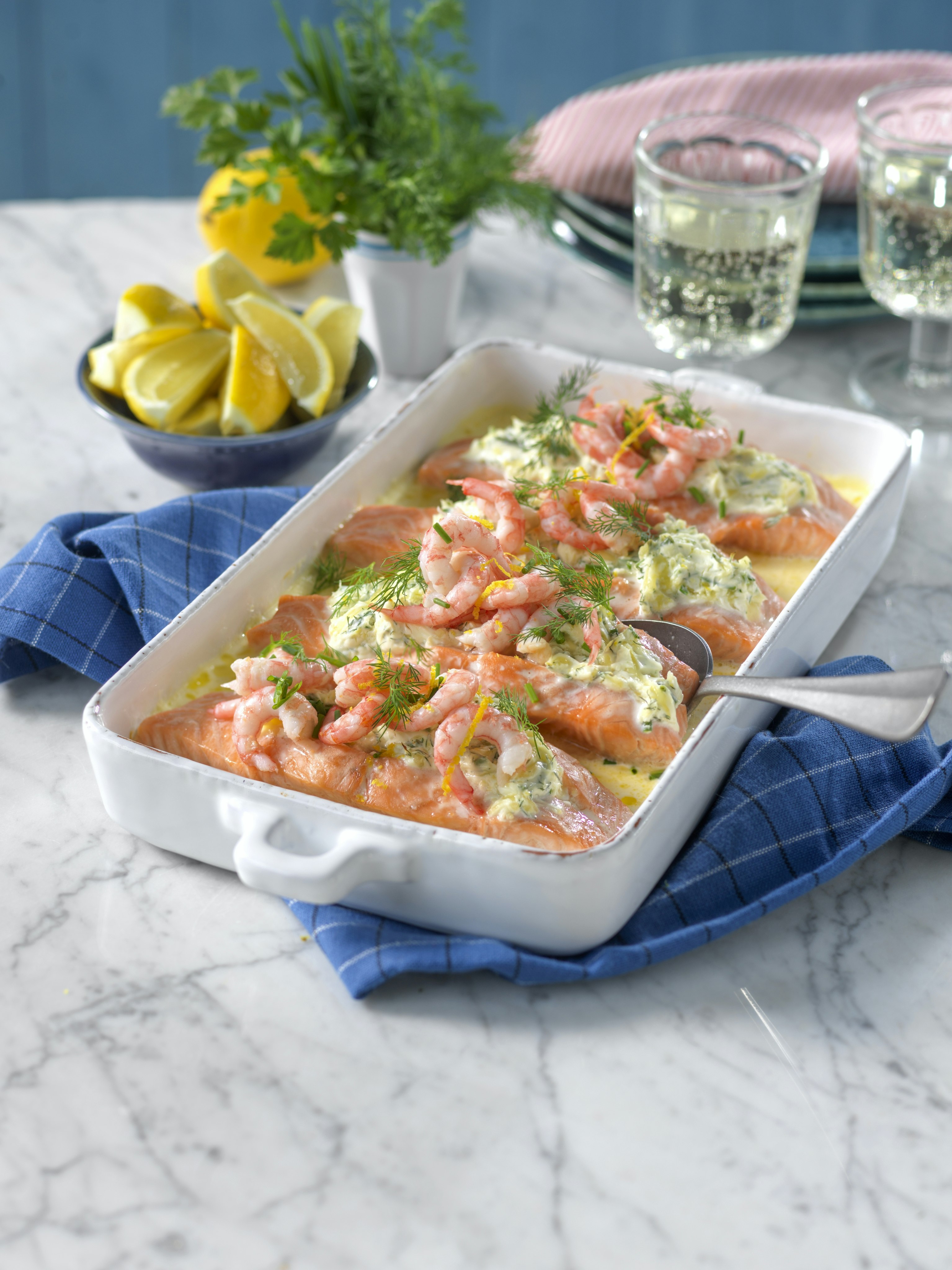 Laxfilé med räkor och rom