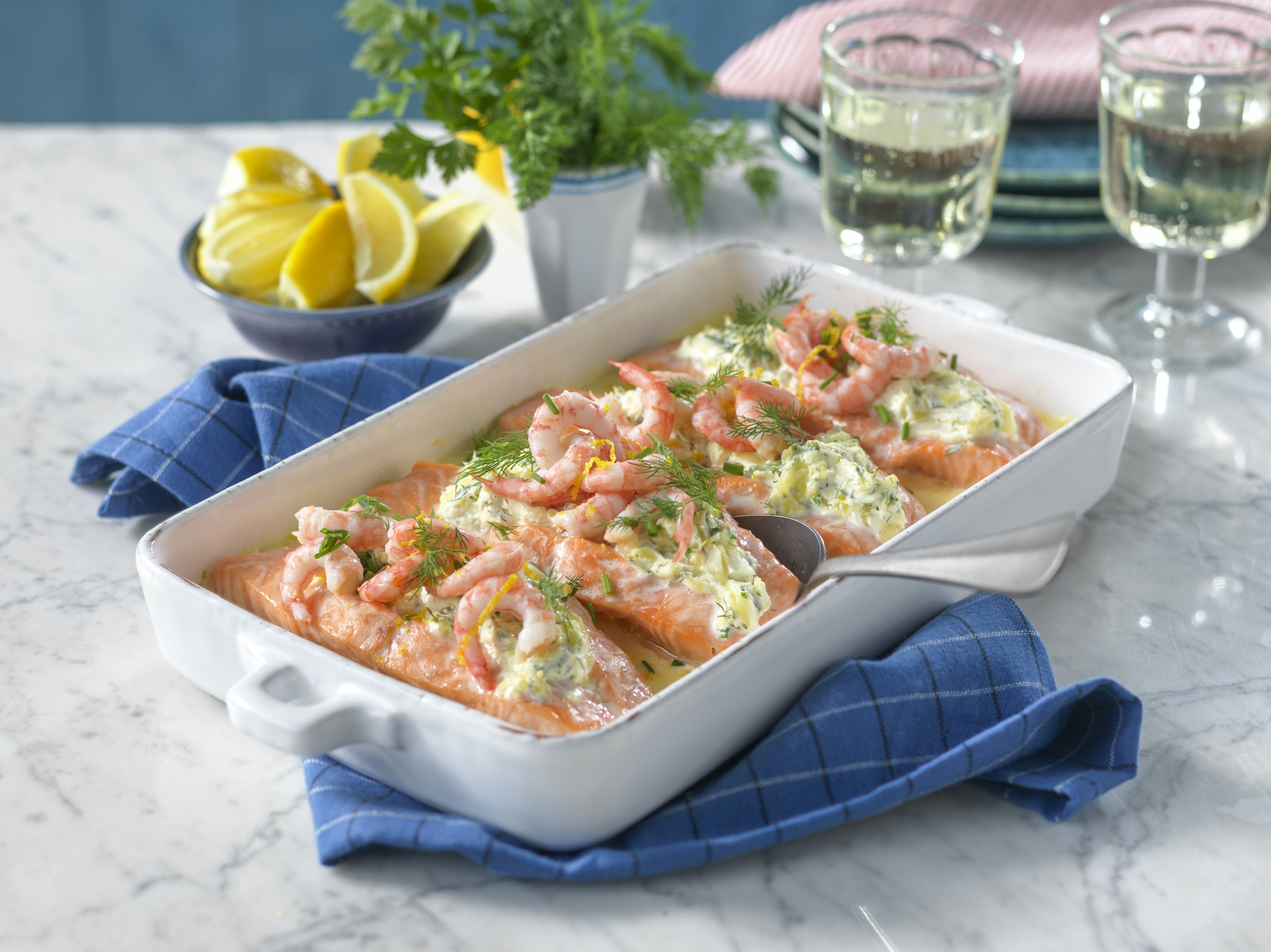 Färskostfylld laxfilé med riven ost och räkor