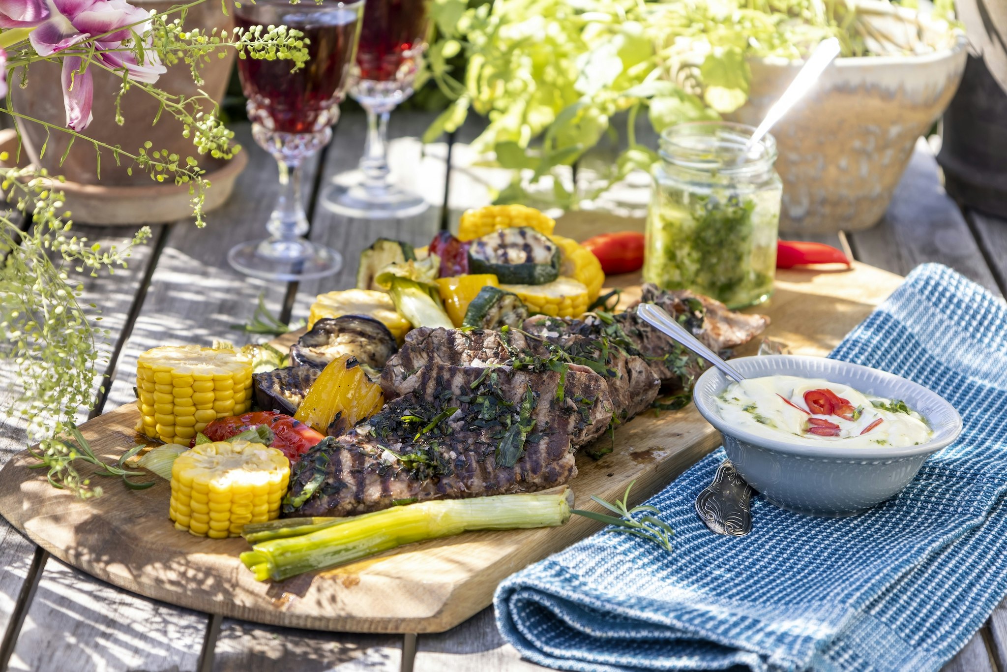 Örtmarinerad ryggbiff med chilibearnaisesås