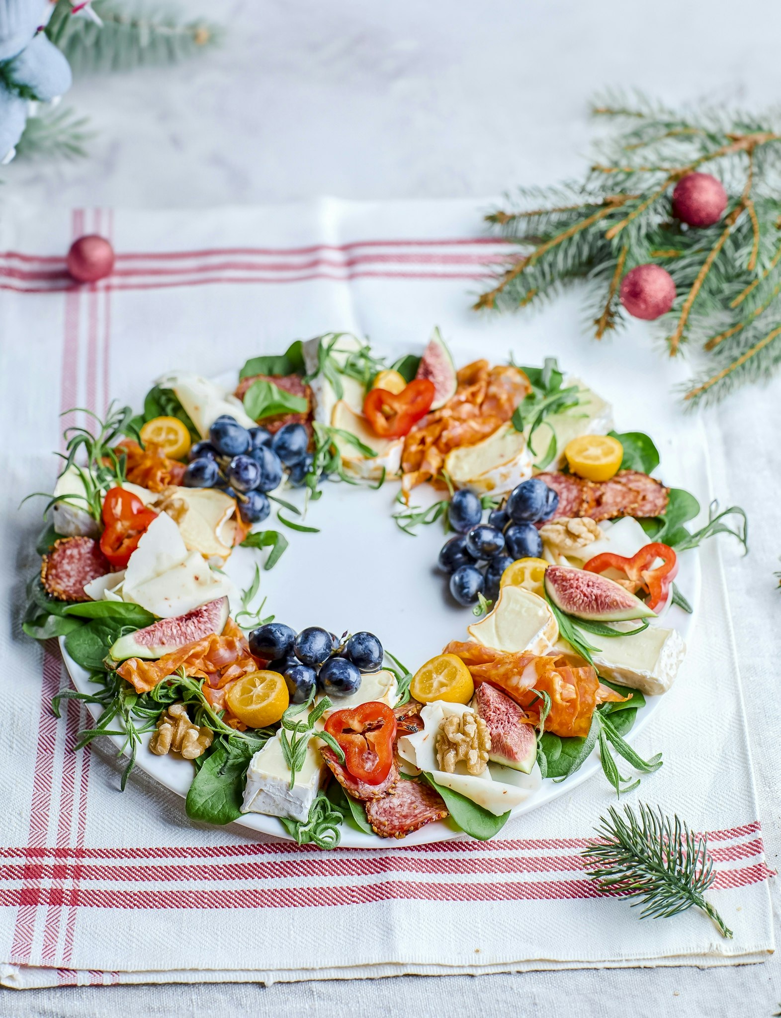 Ost och chark i ätbar julkrans