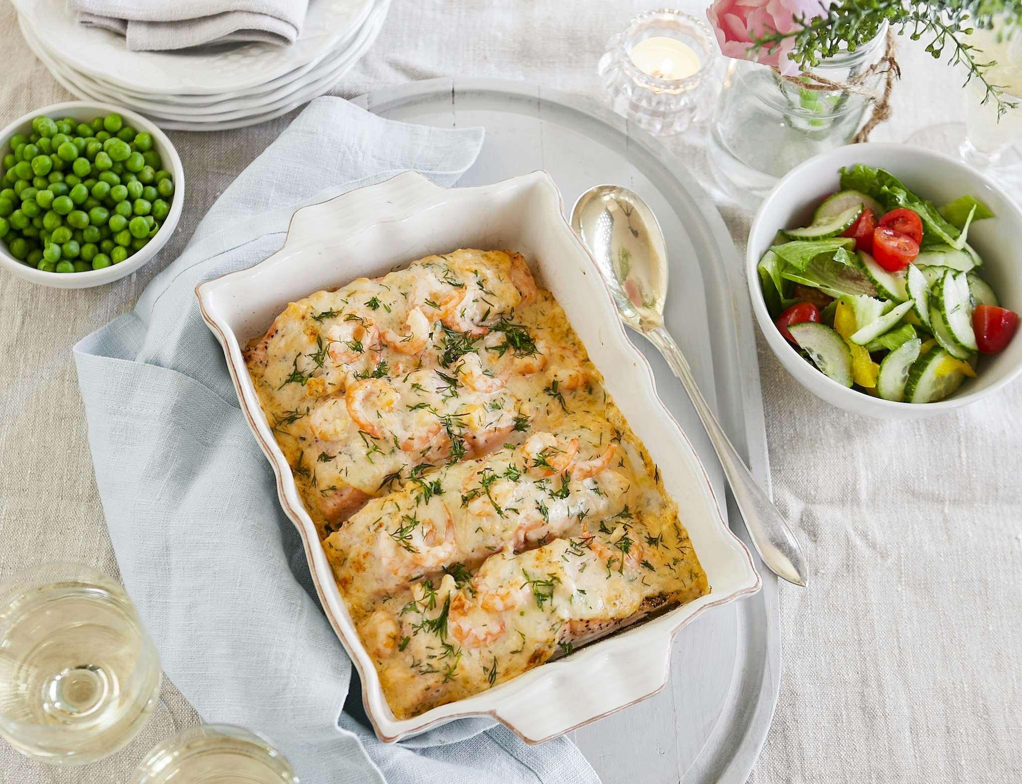 Gratinerad lax med dill- och räksås