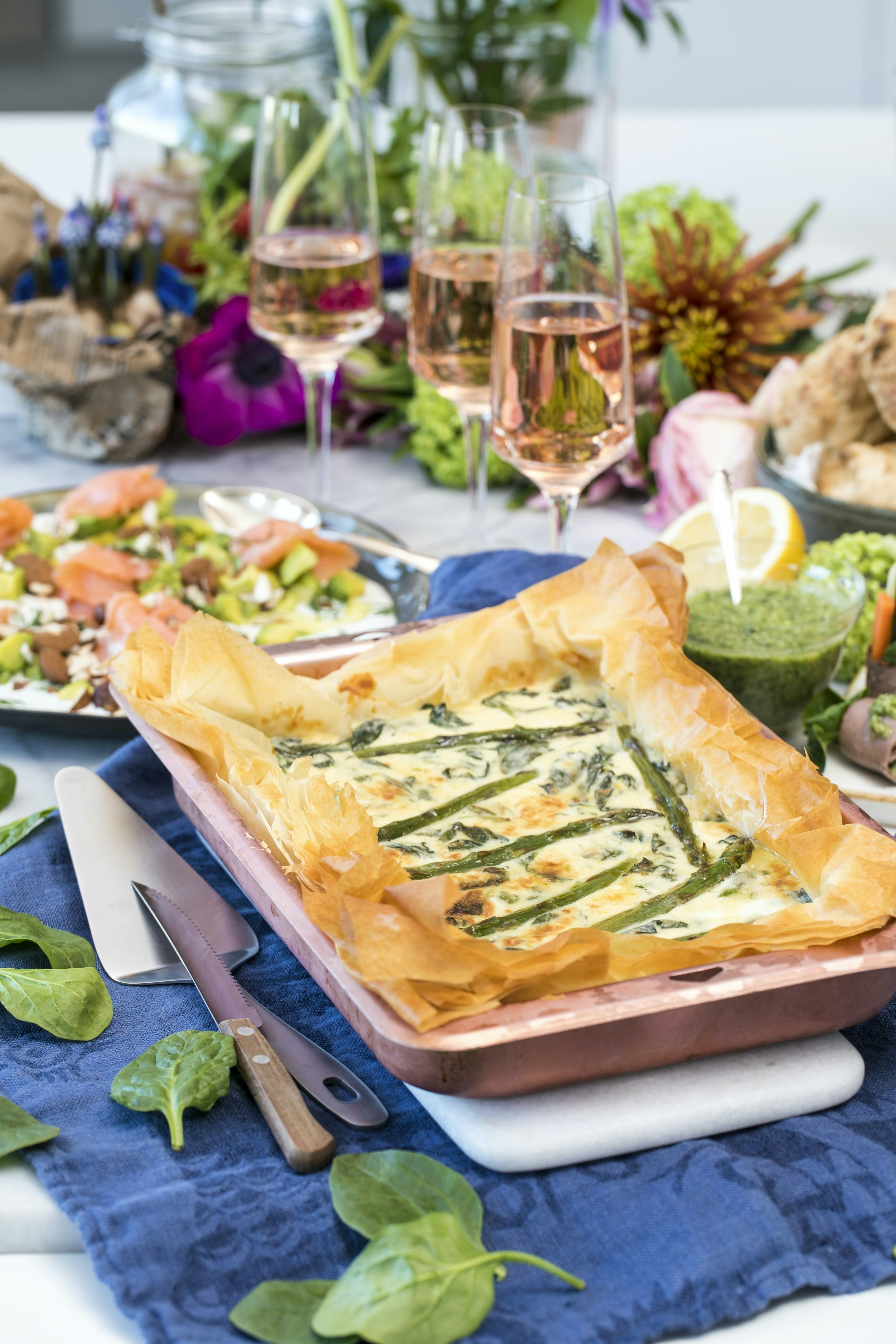 Frasig spenat- och fetaostpaj i filodeg