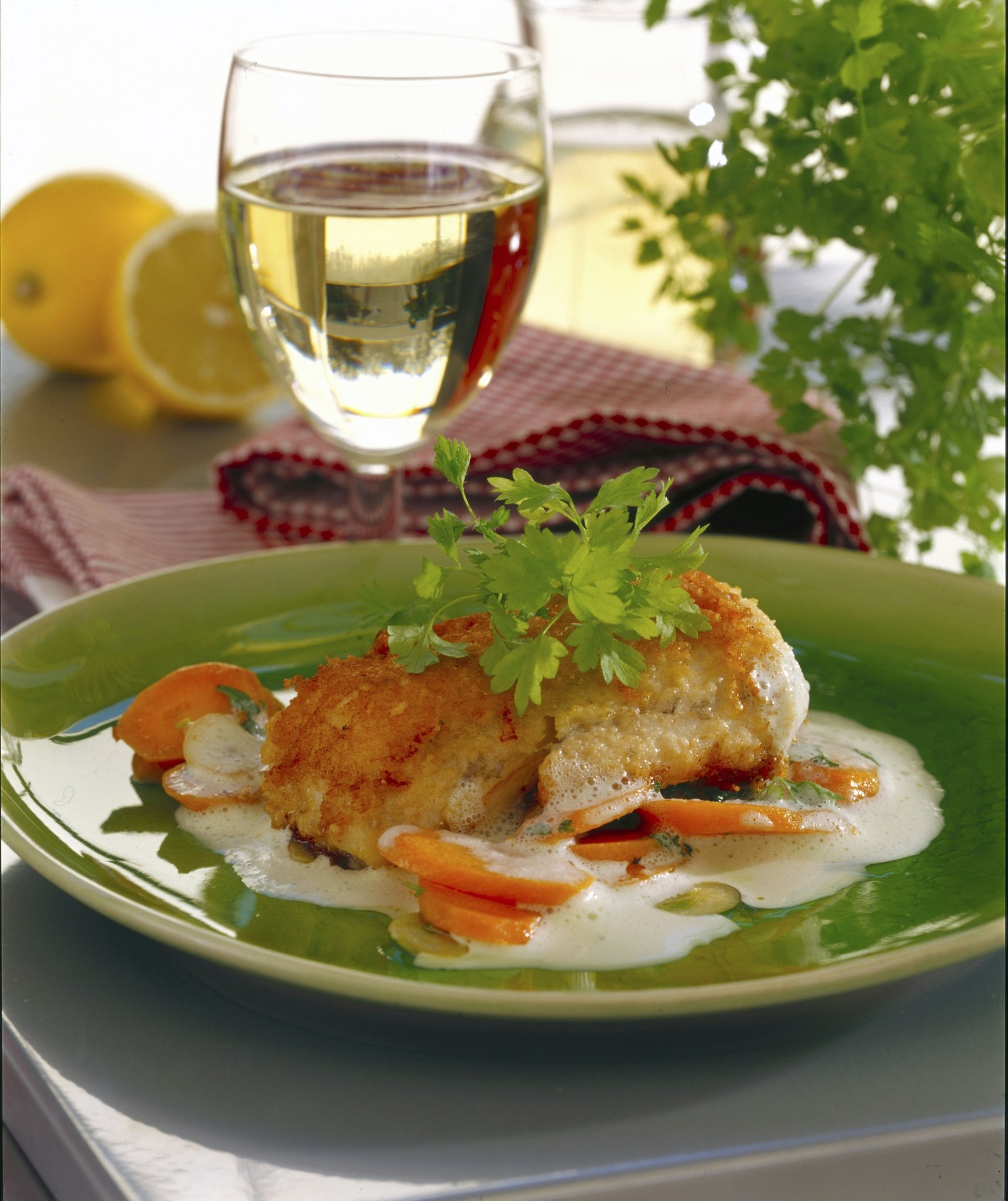 Ostpanerad torskfilé med basilikasås