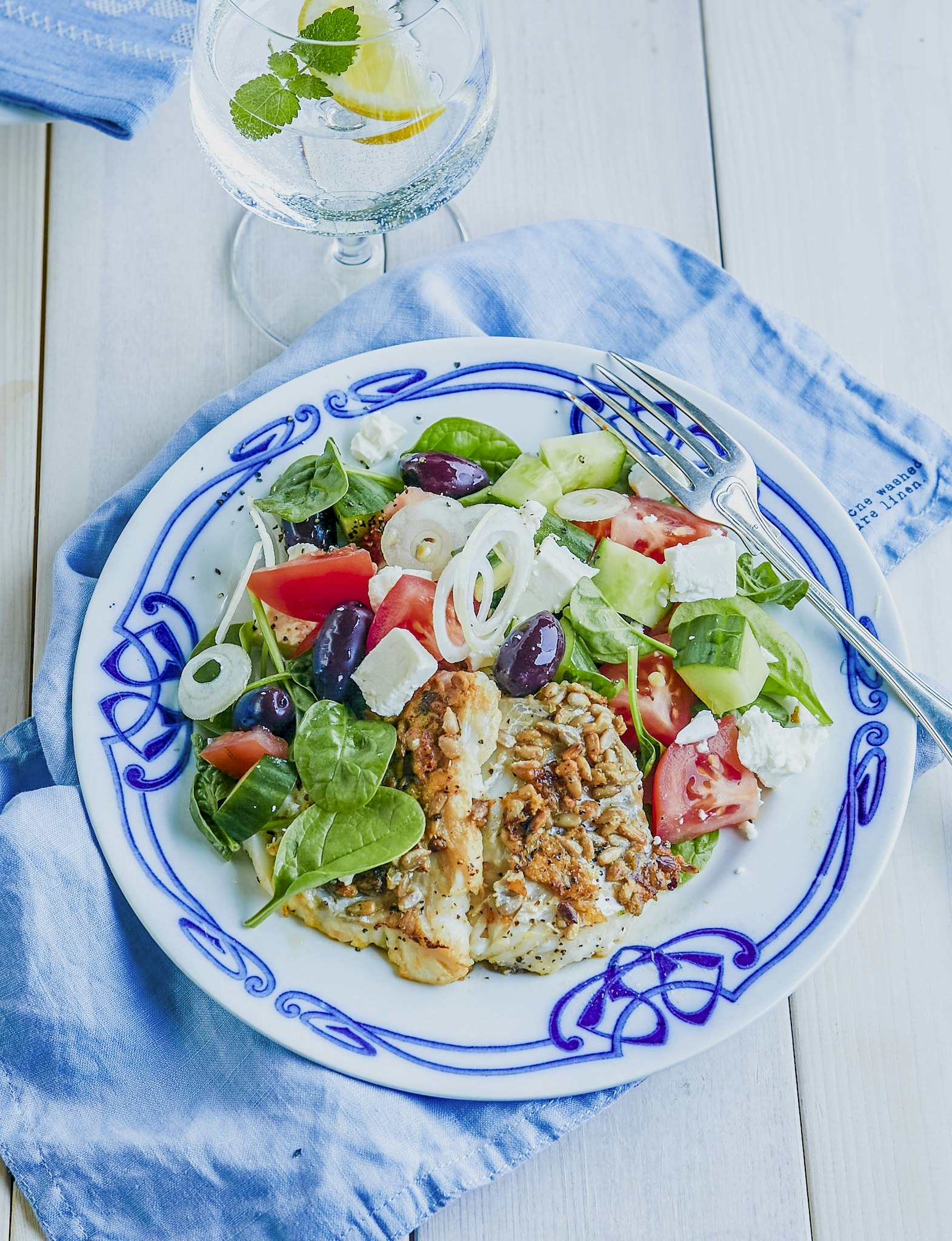 Ostpanerad torskfilé med grekisk sallad