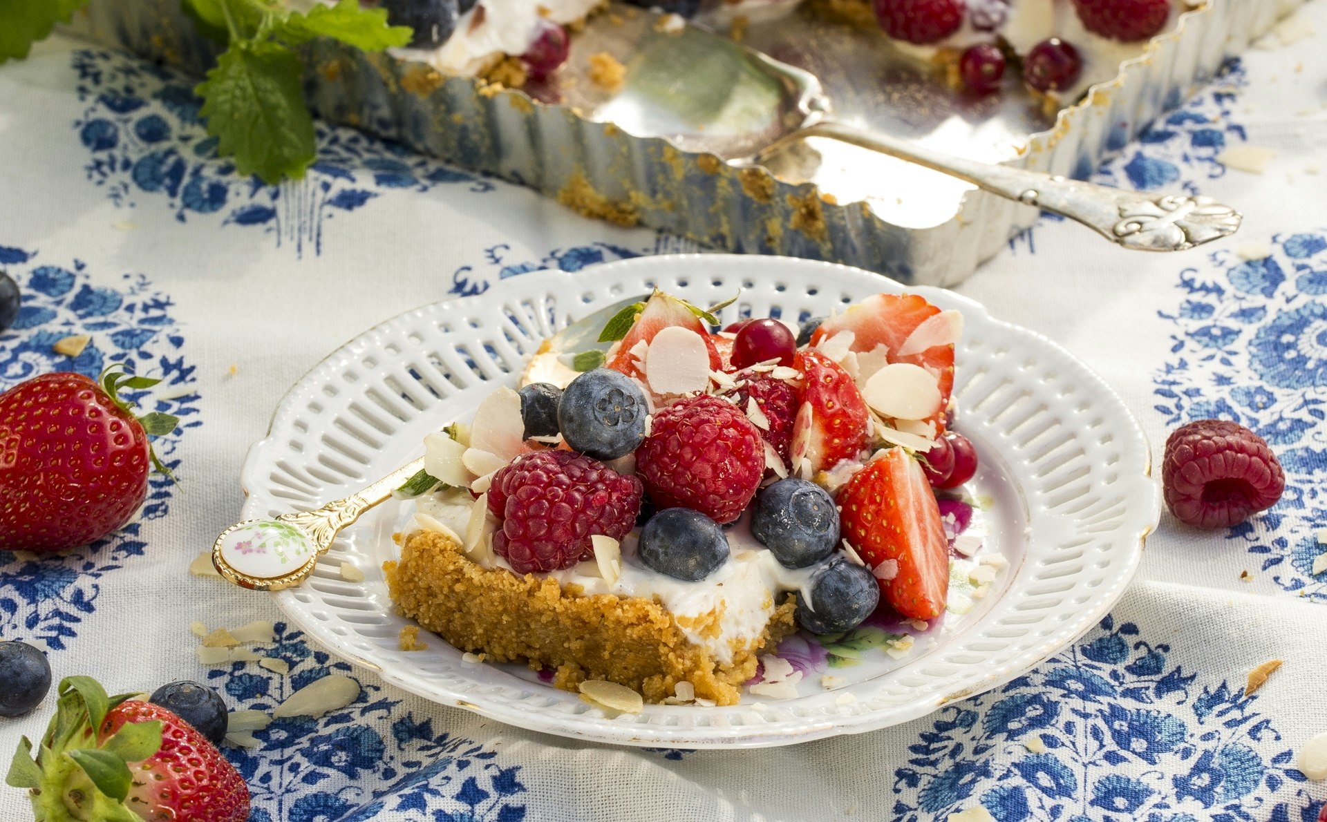 Paj med färska bär och vaniljkvarg