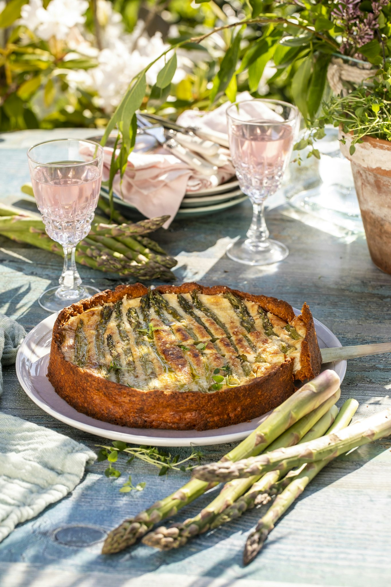 Paj med grön sparris och parmesan