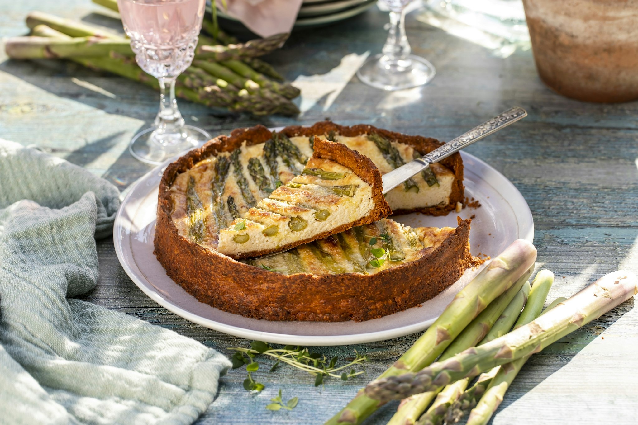 Paj med grön sparris och parmesan