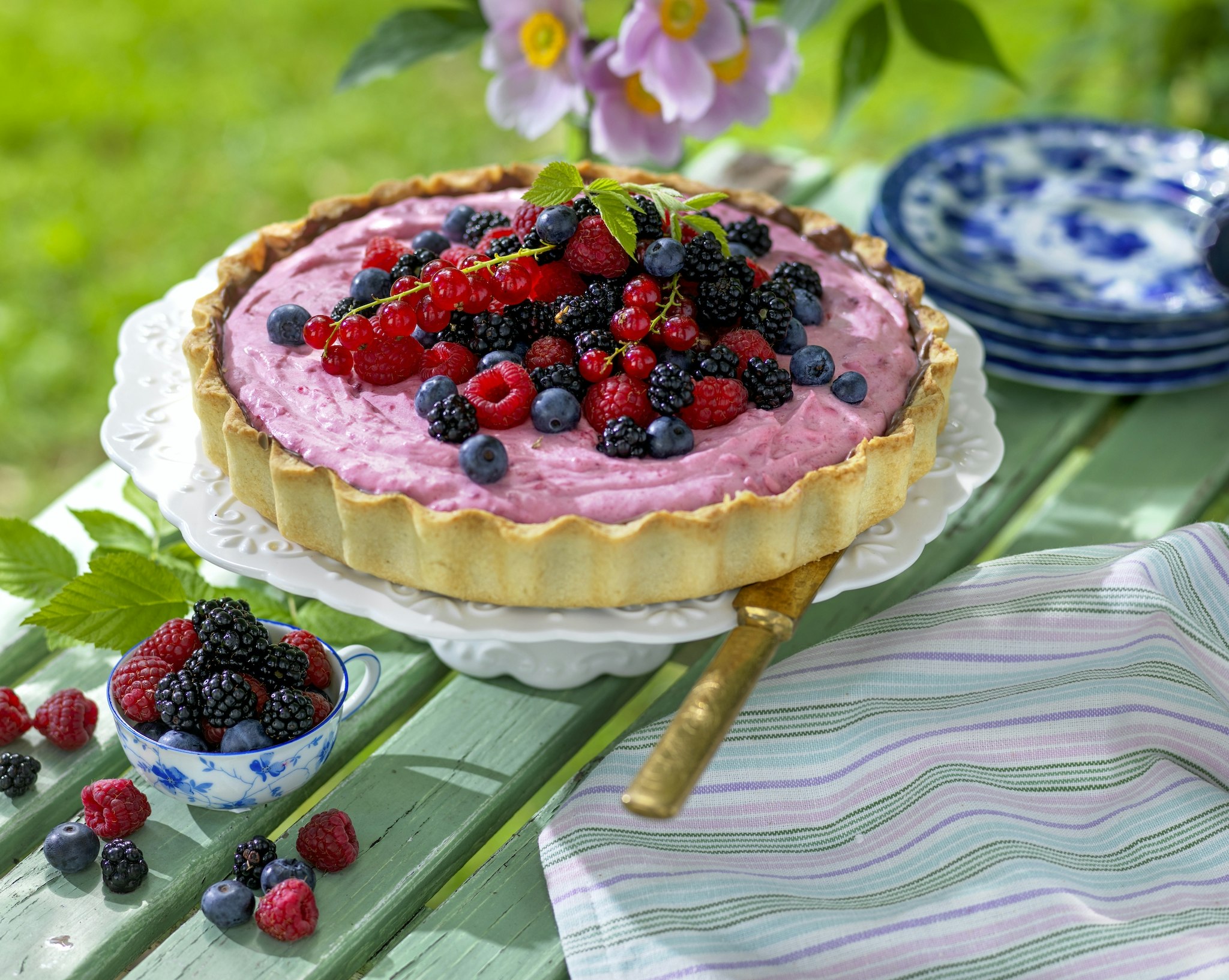 Tobleronemousse med färska hallon