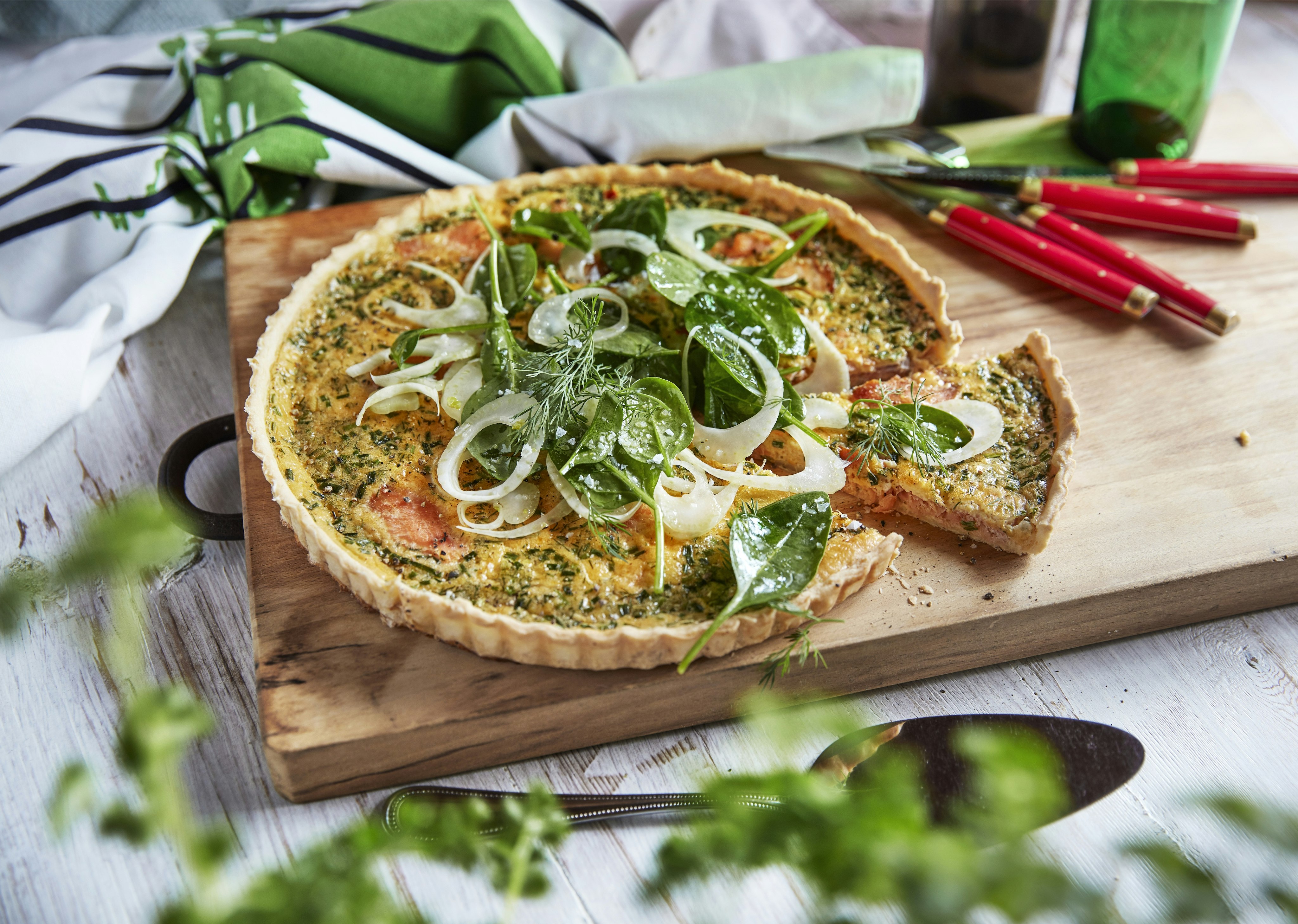 Paj med kallrökt lax och fänkålssallad