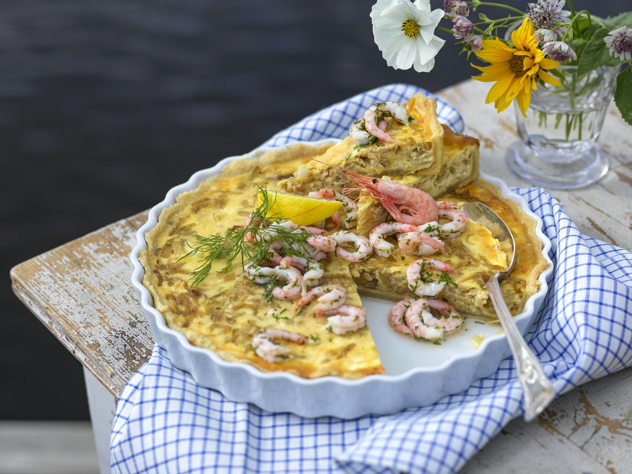 Paj med karamelliserad lök och räkor