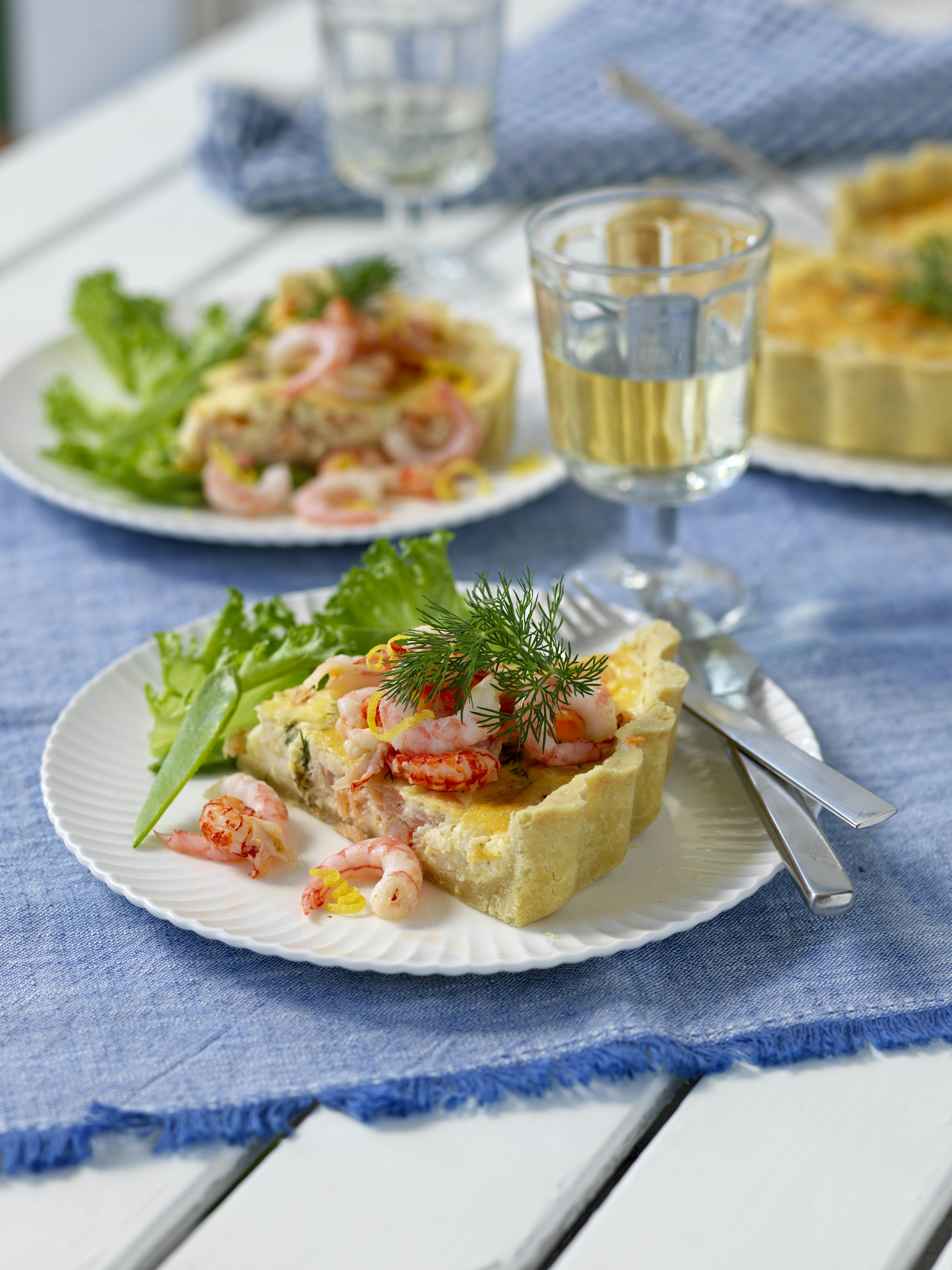 Paj med lax och kräftstjärtar