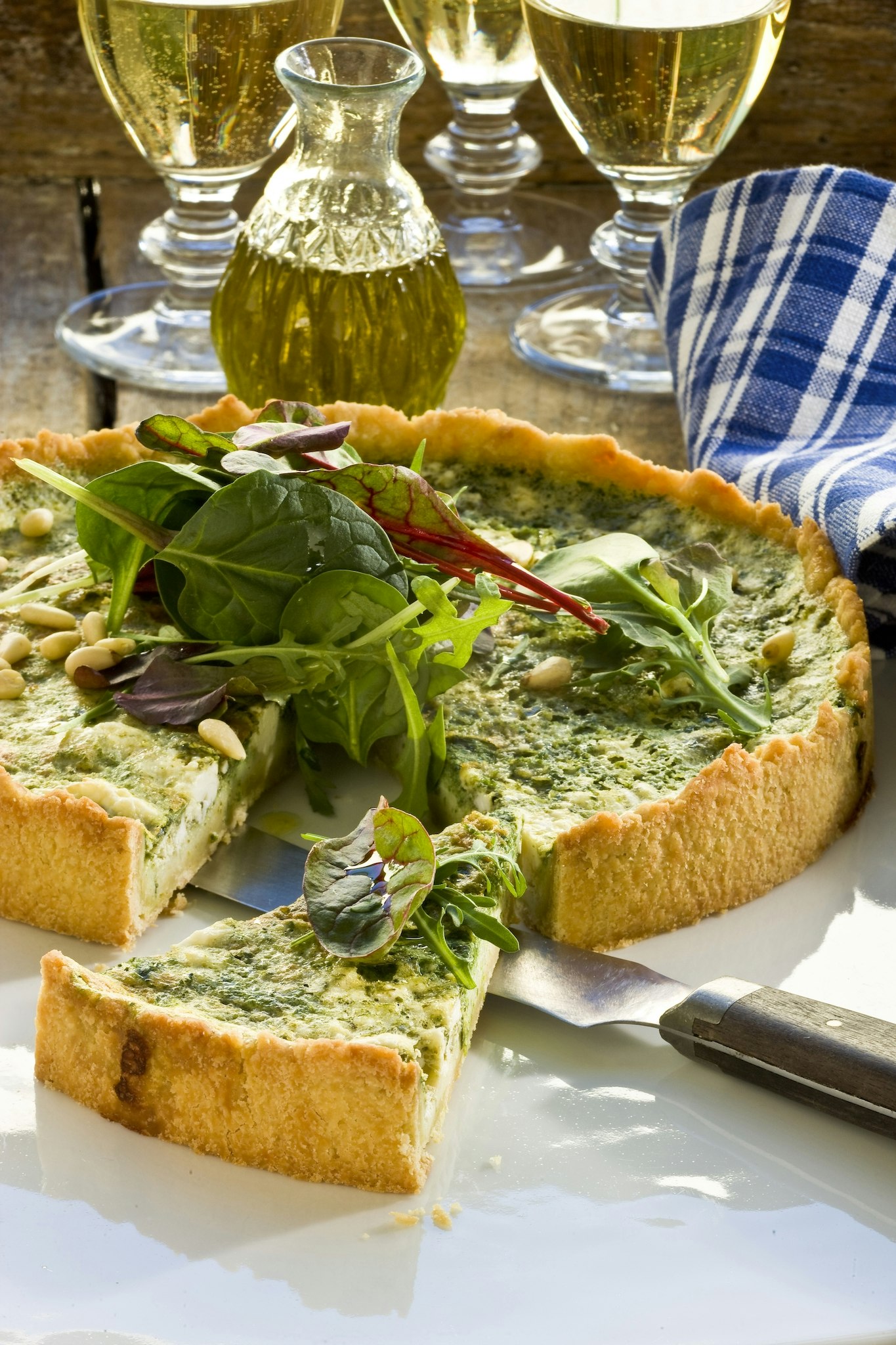 Paj med nässlor och fetaost