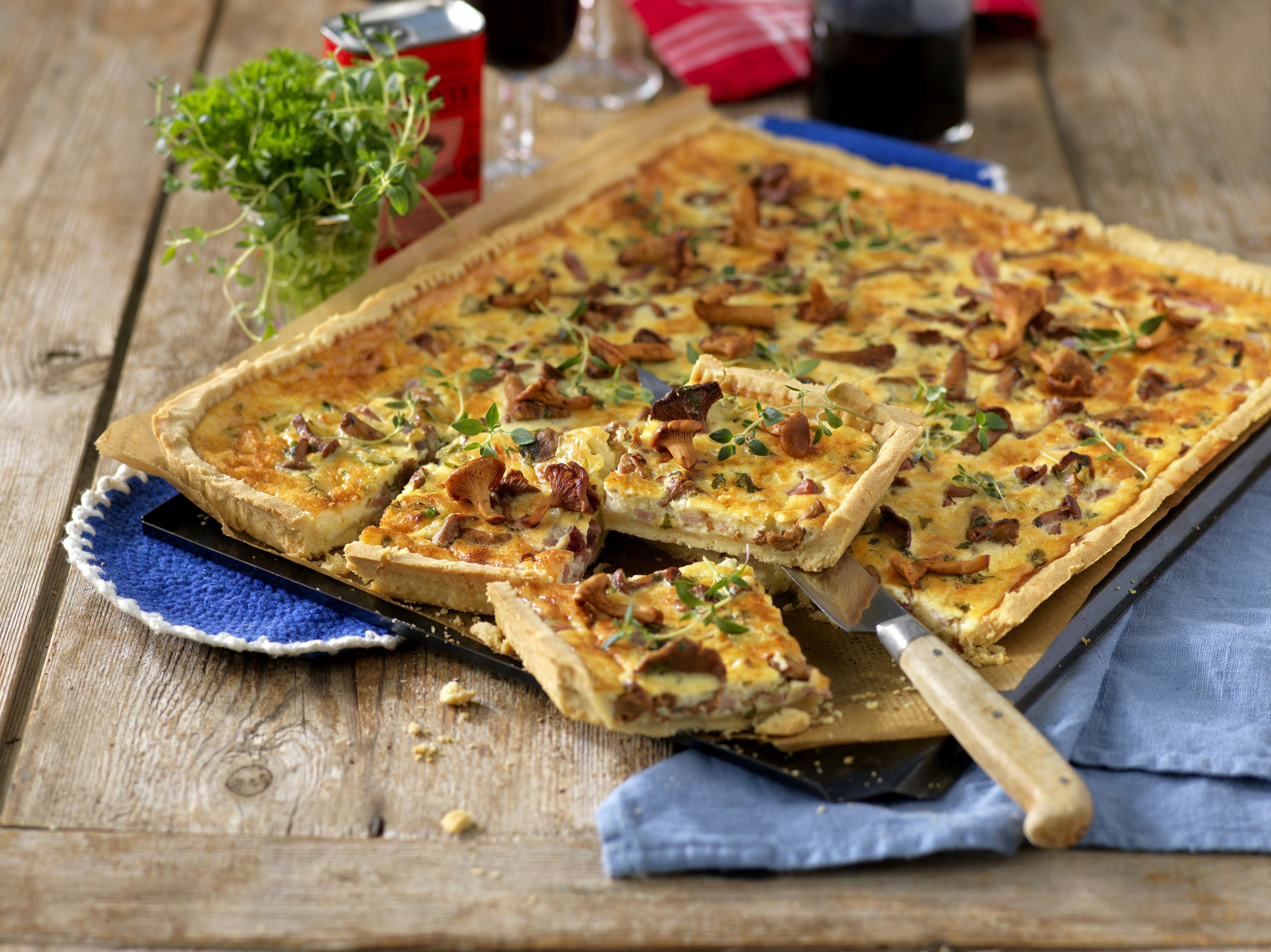 Paj med skinka och kantareller i långpanna