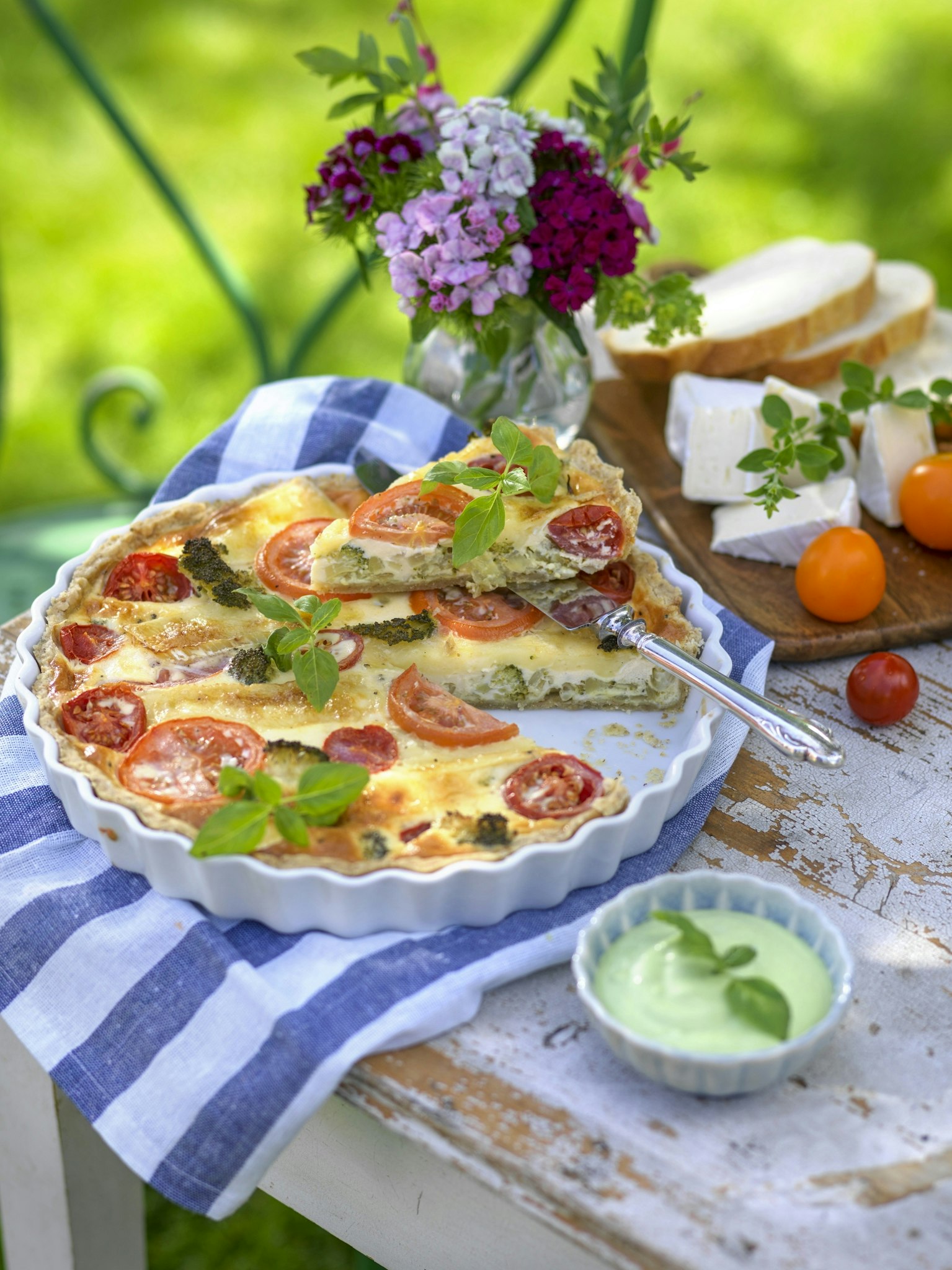 Paj med tomater och brie