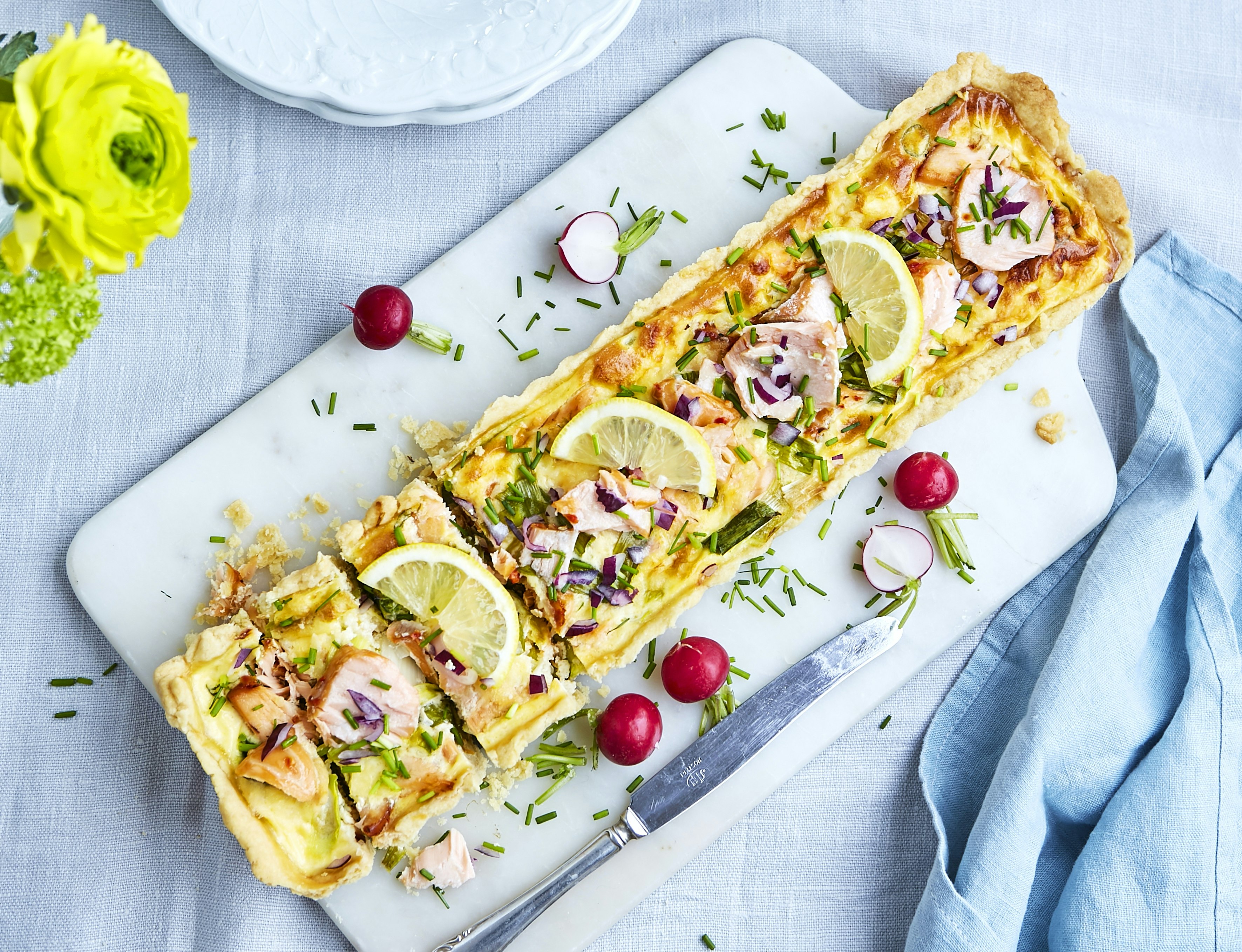 Paj med varmrökt lax och gräslök