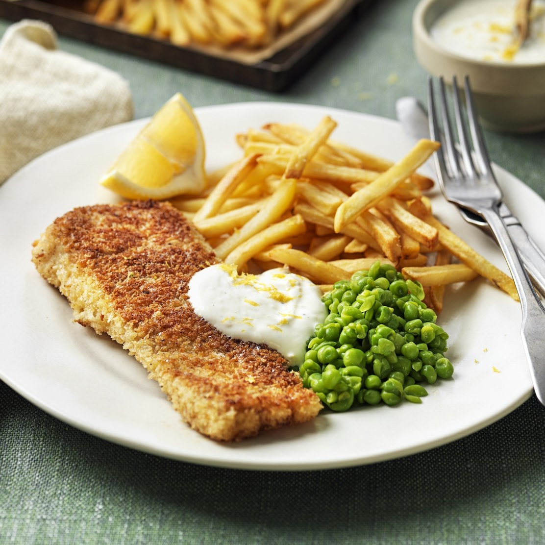 Panerad fisk med pommes och yoghurtsås Panerad fisk med pommes och yoghurtsås