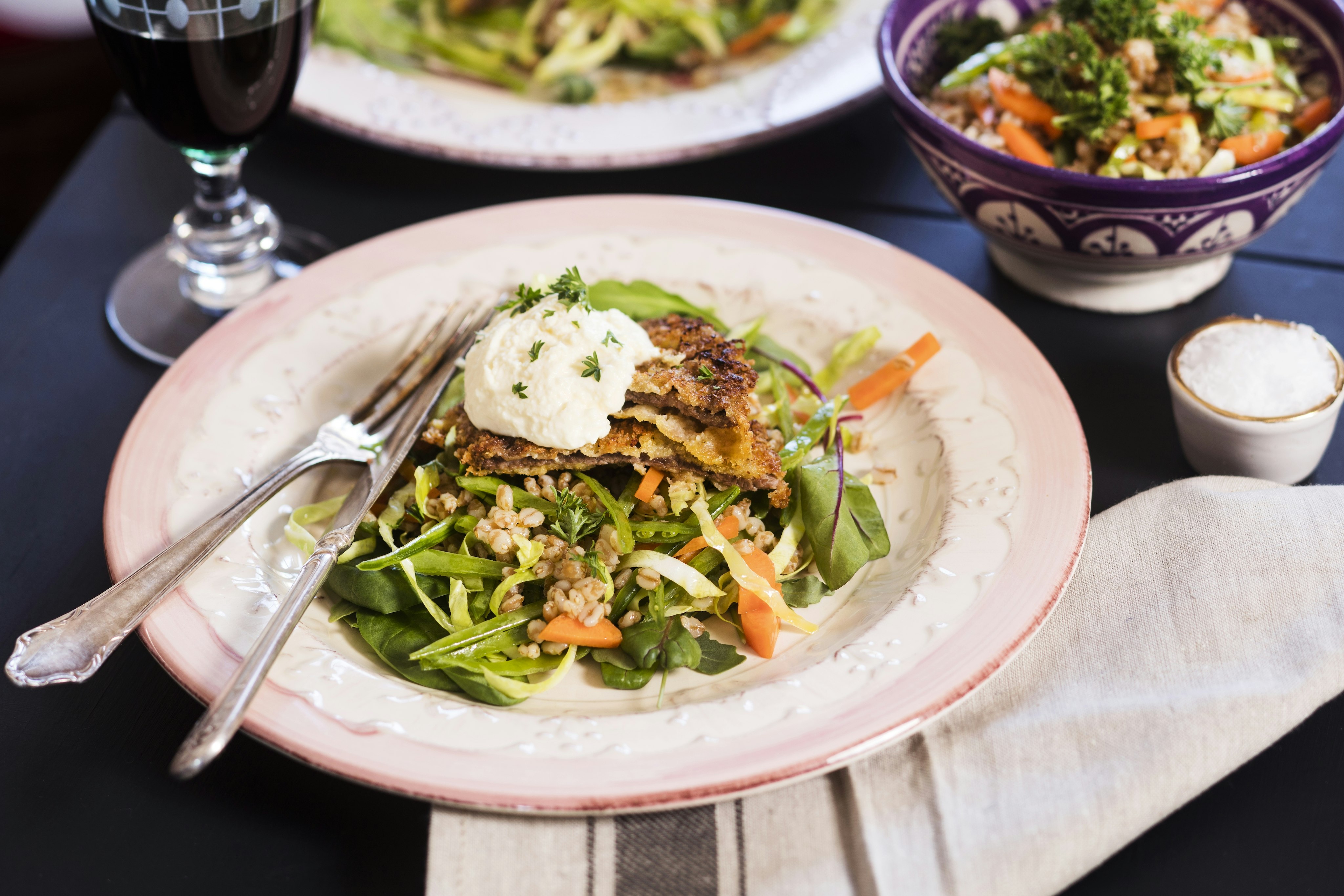 Panerad lövbiff med ostkräm och matig sallad