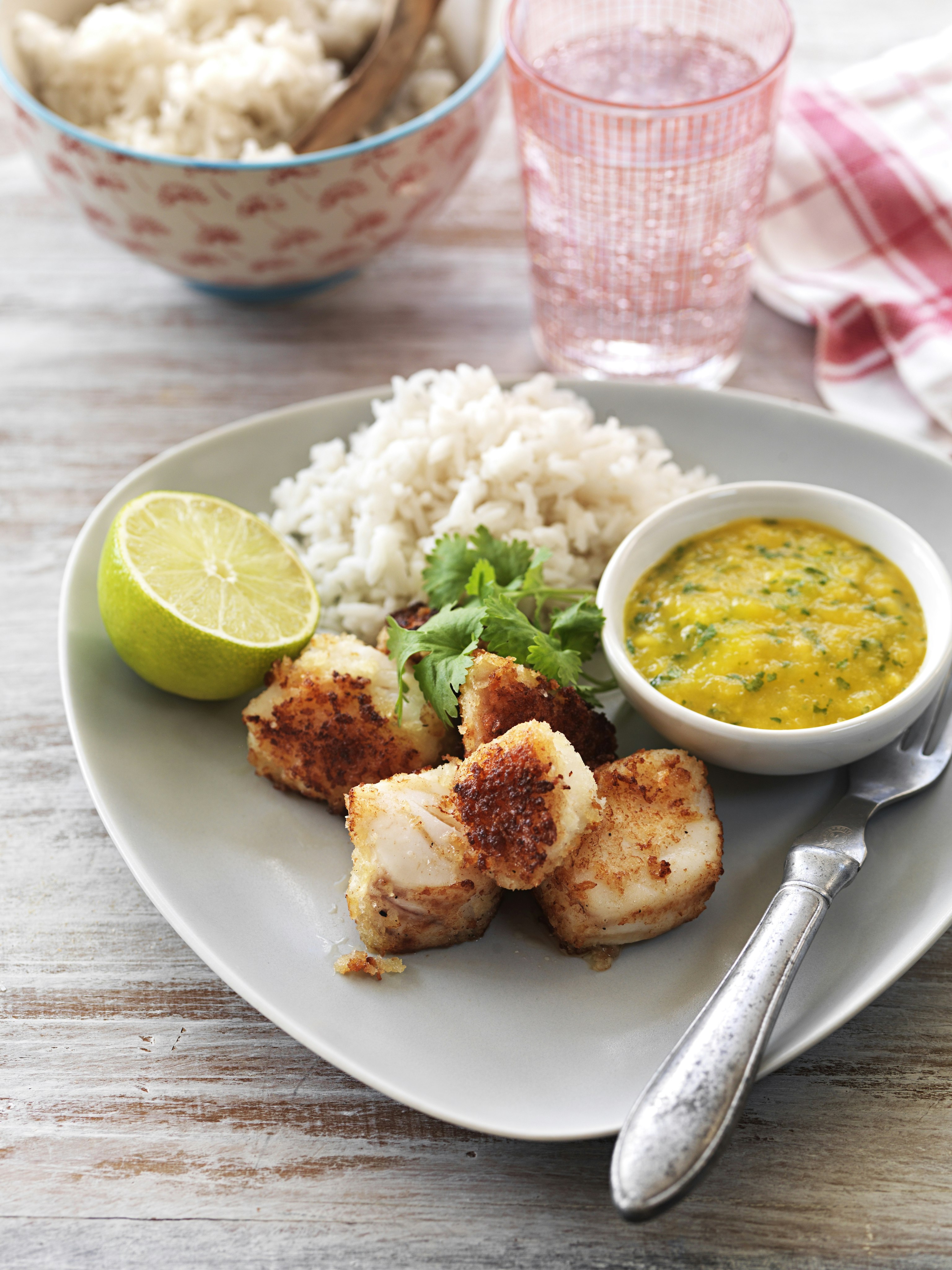 Pankopanerad fisk med mangodipp