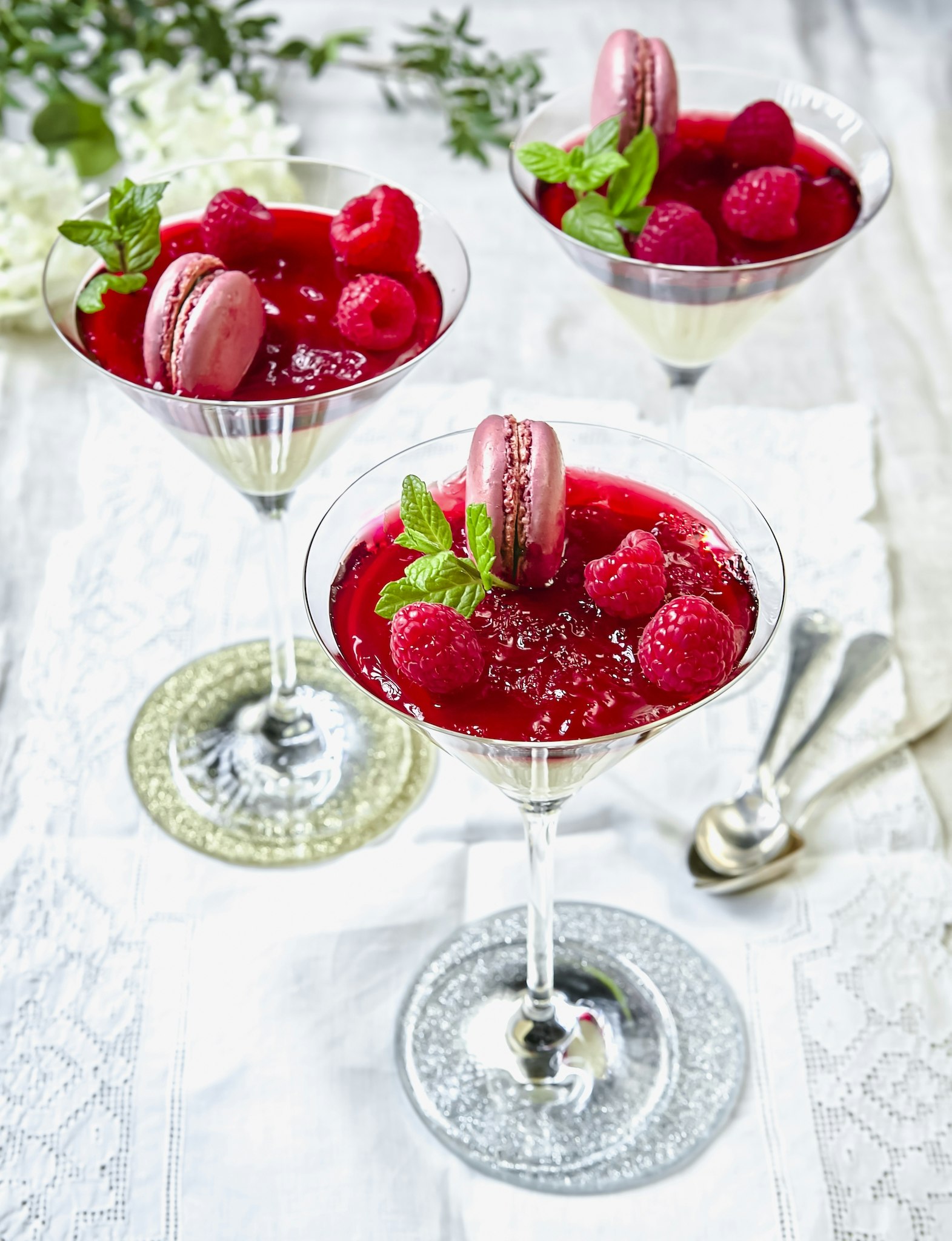 Pannacotta med vit choklad och hallonspegel