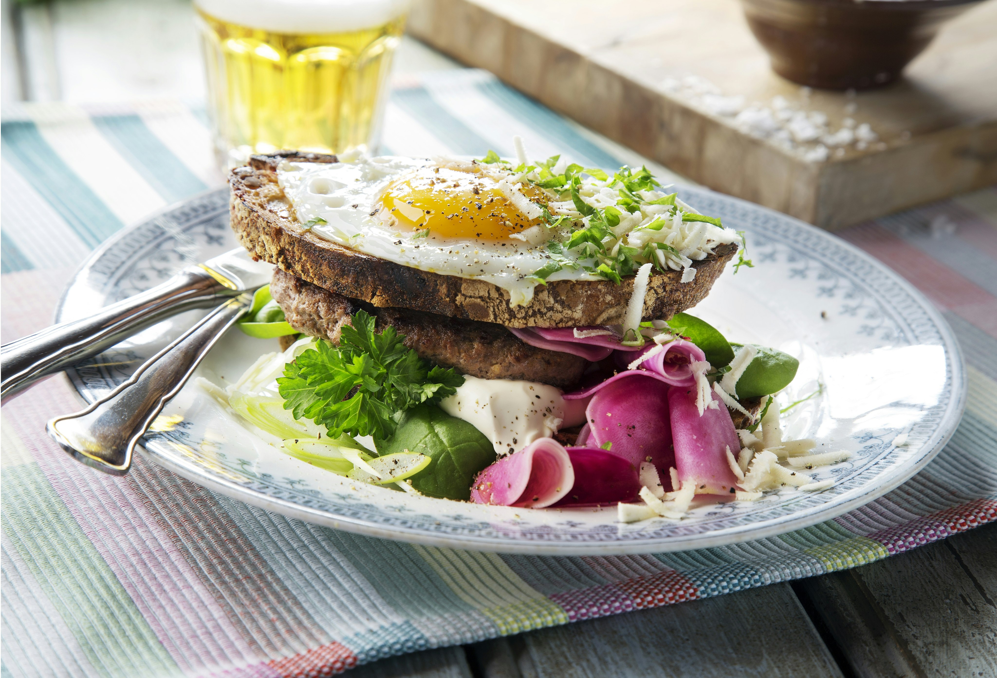 Parisare med picklade rödbetor och pepparrot